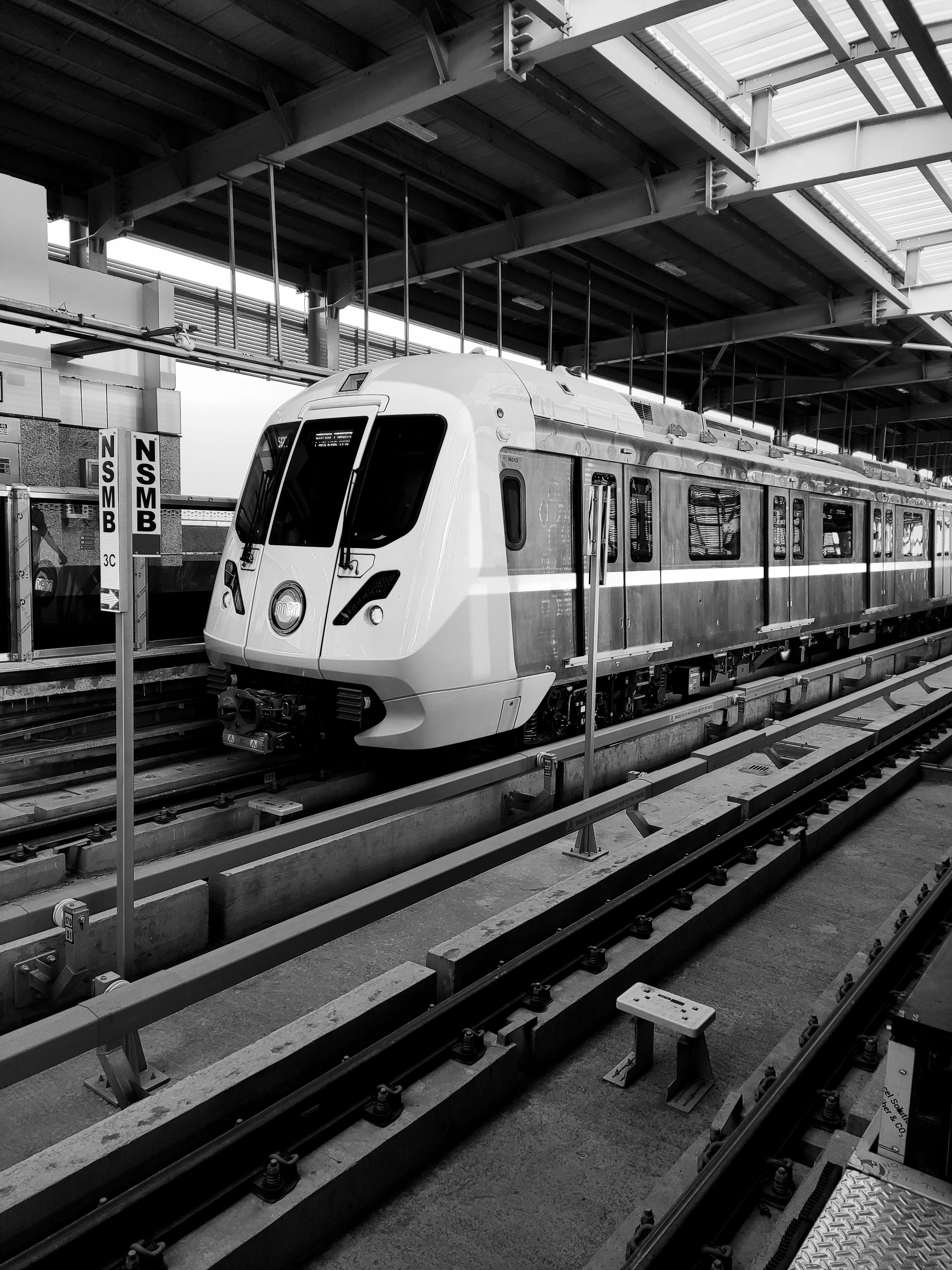 Tren De Metro Moderno En La Estación De Indore · Foto de stock gratuita