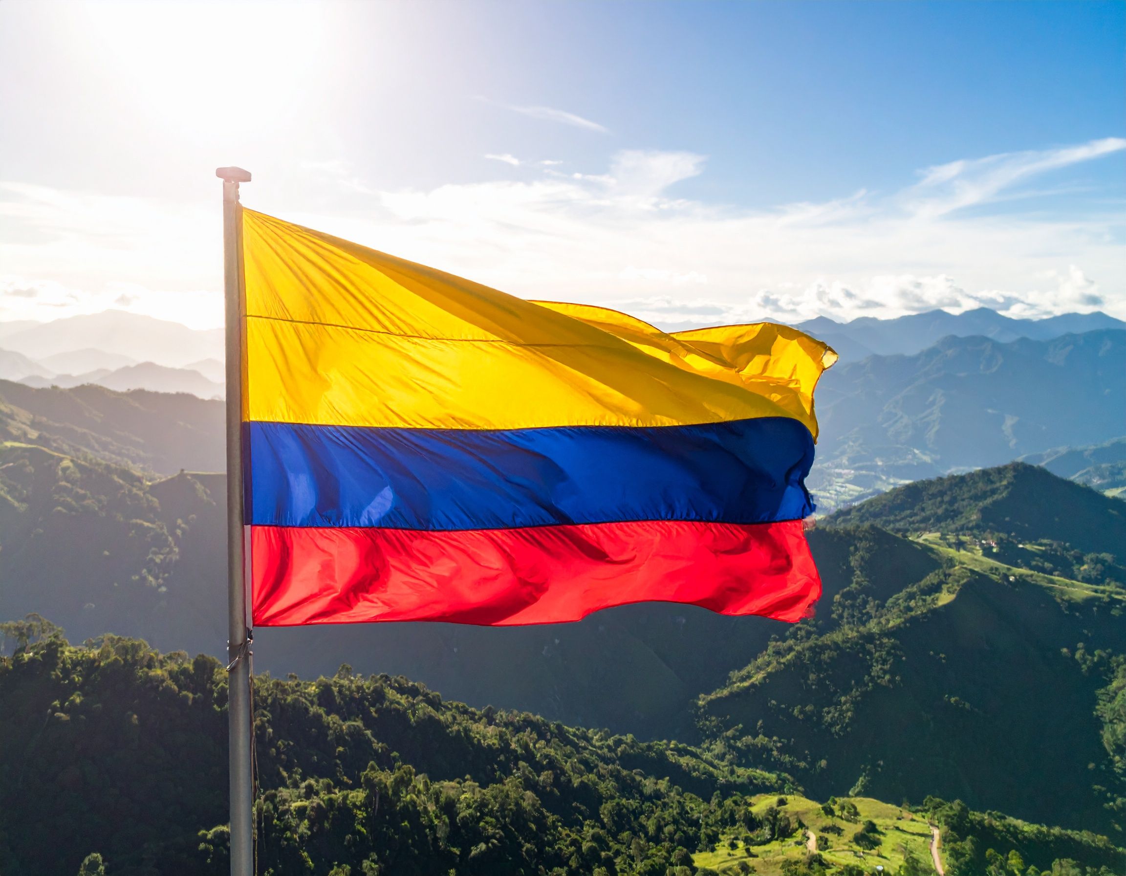 Bandera Colombiana Ondea Sobre Paisaje Andino · Foto de stock gratuita