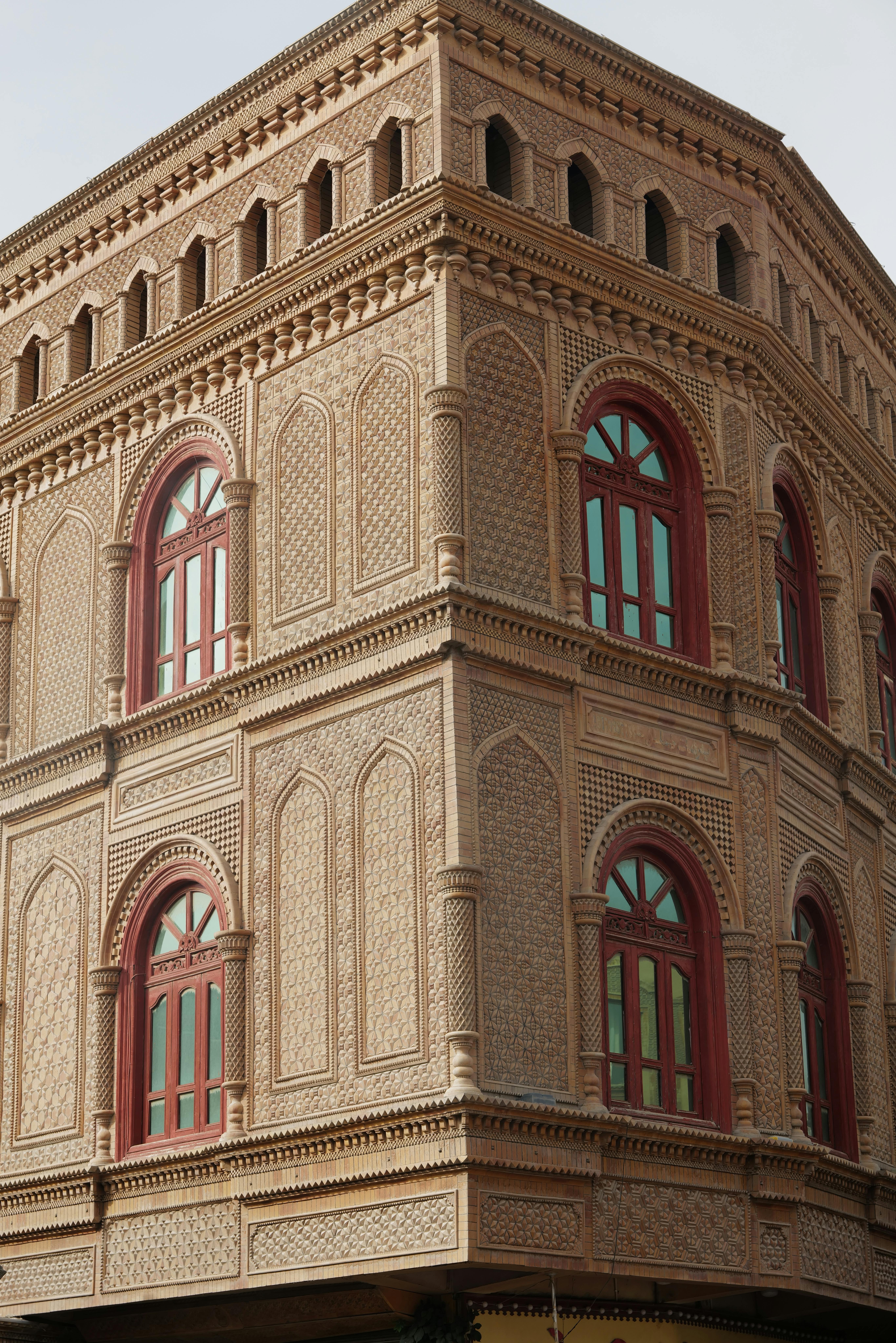 Detailed Neo-Classical Building Facade in Daylight · Free Stock Photo