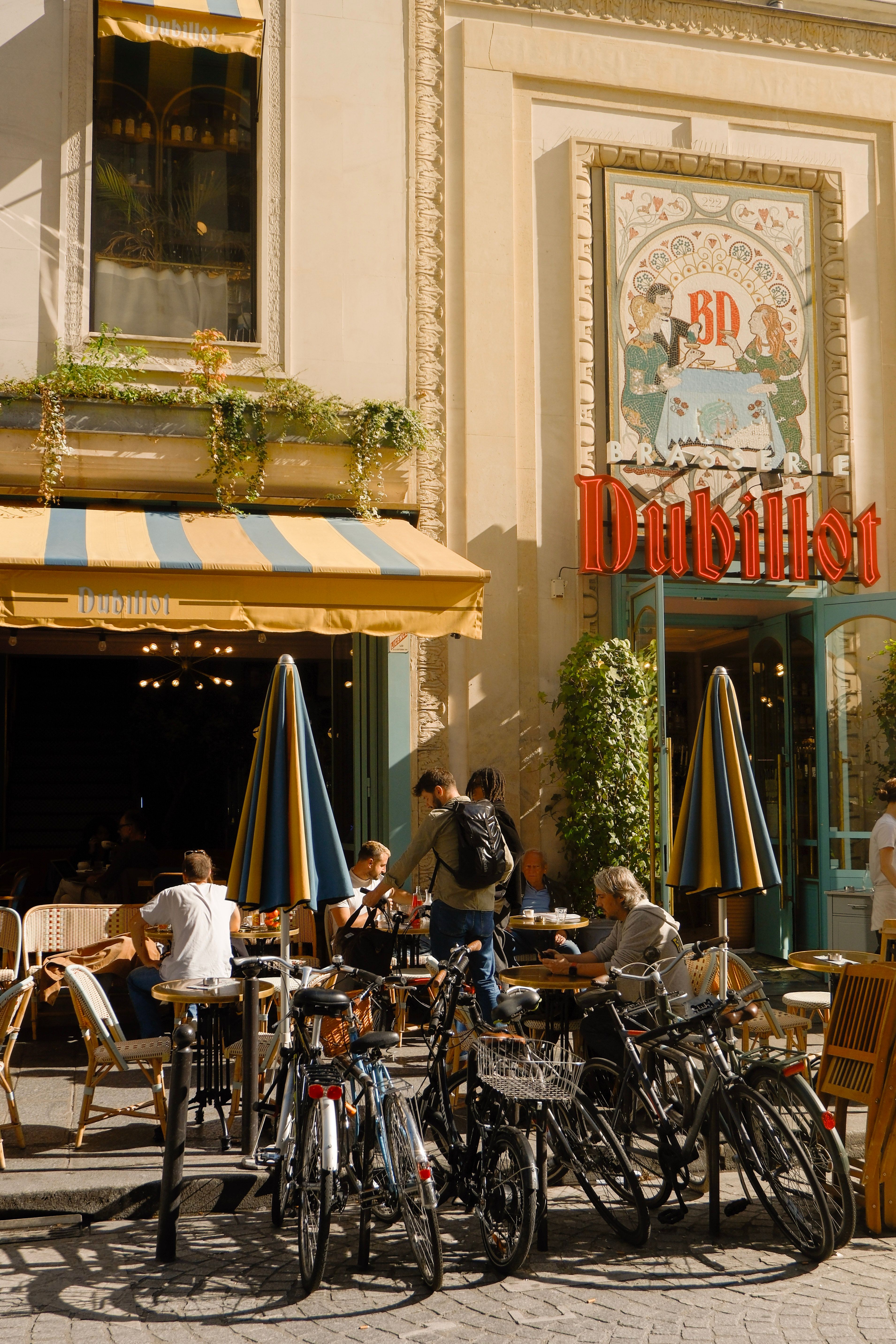 Charming Parisian Café Scene with Bicycles · Free Stock Photo