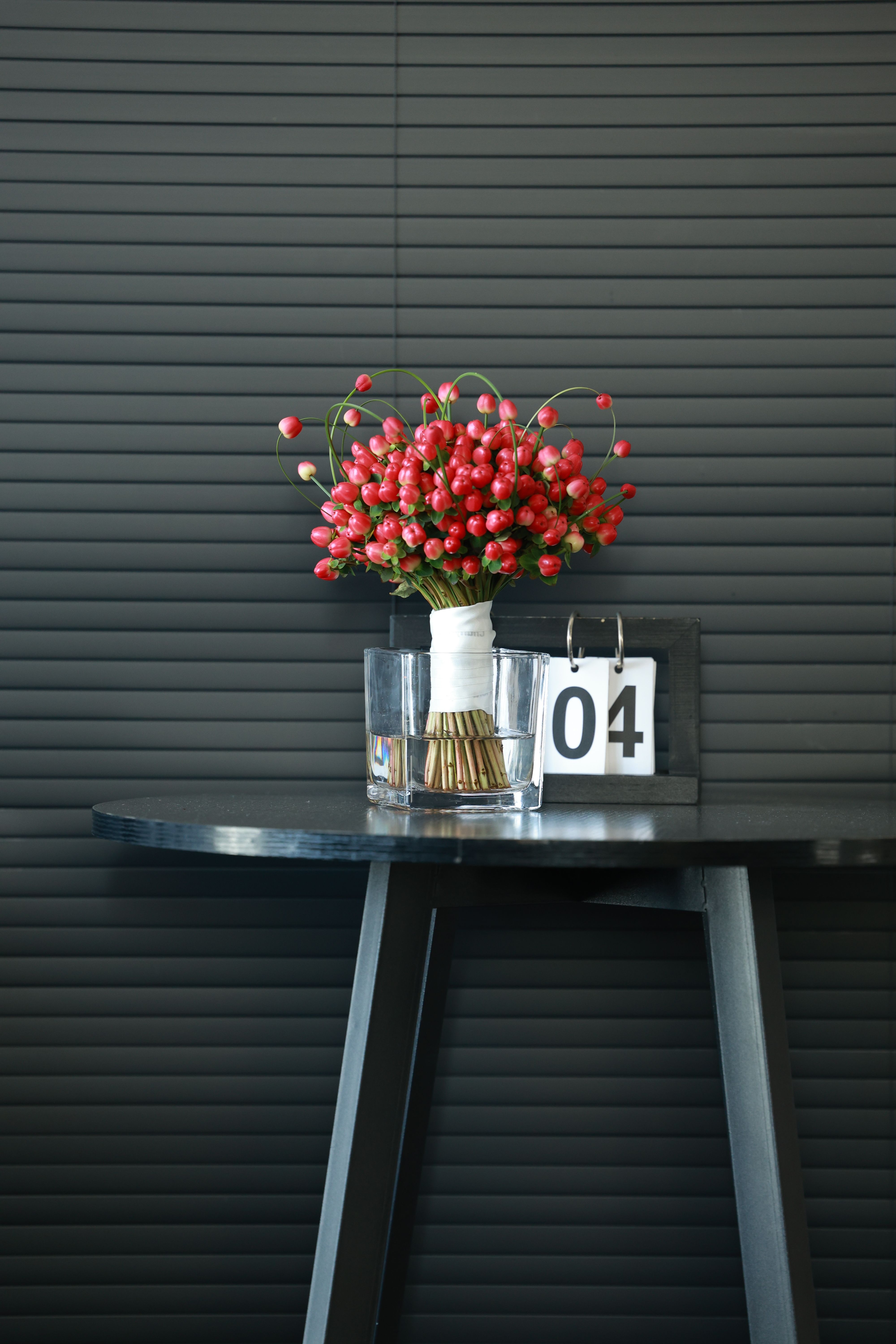 Elegant Floral Arrangement with Calendar Display · Free Stock Photo
