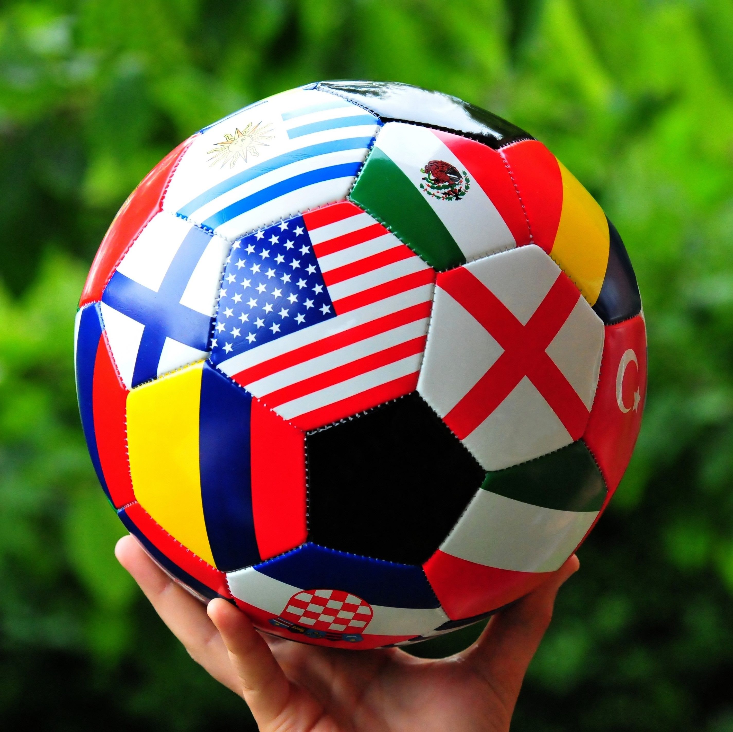 Bola Sepak Dengan Desain Bendera Internasional Di Luar Ruangan · Foto ...