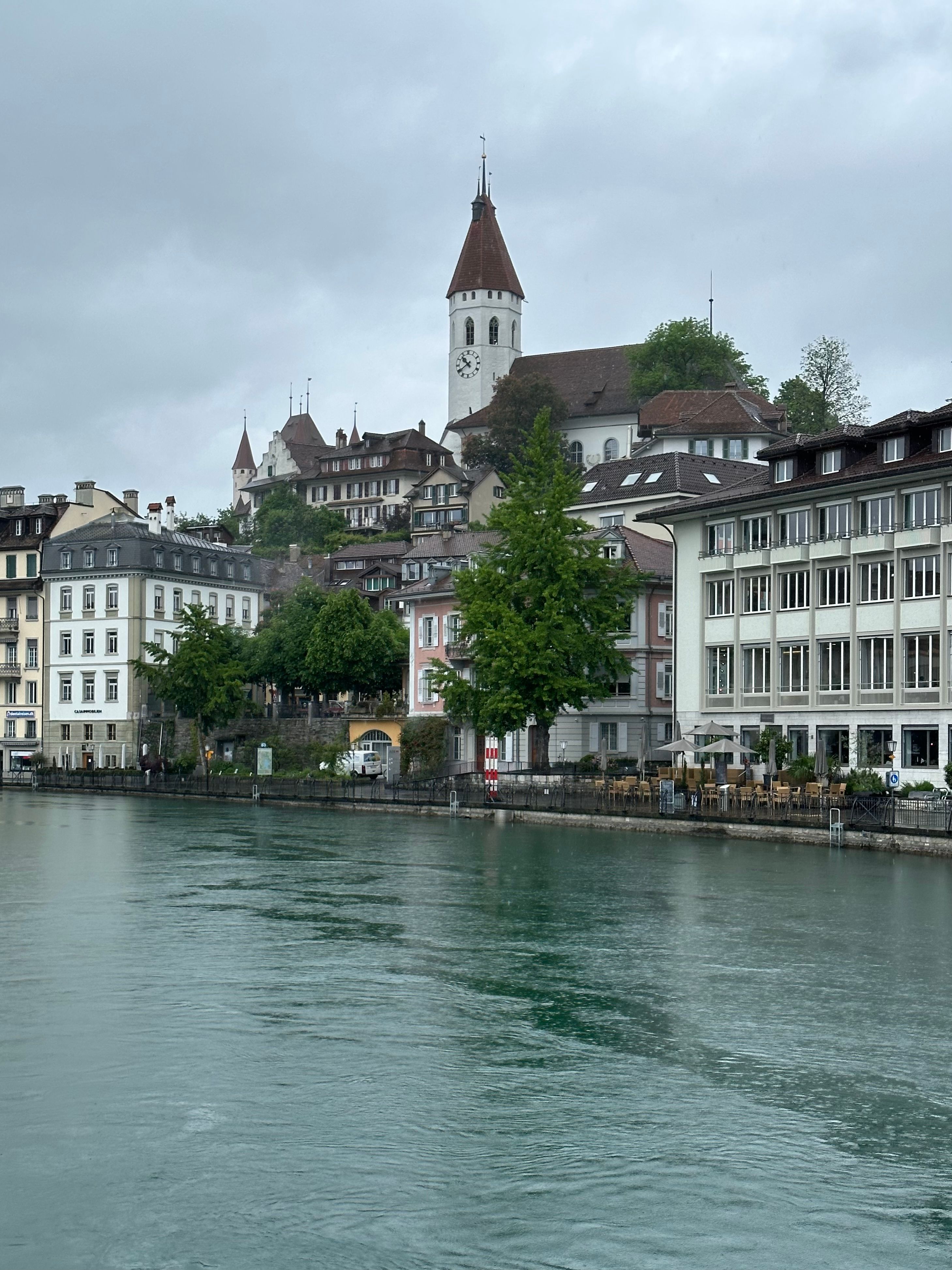 Vista Da Paisagem Urbana De Thun Com O Rio Aare E A Torre Da Igreja ...