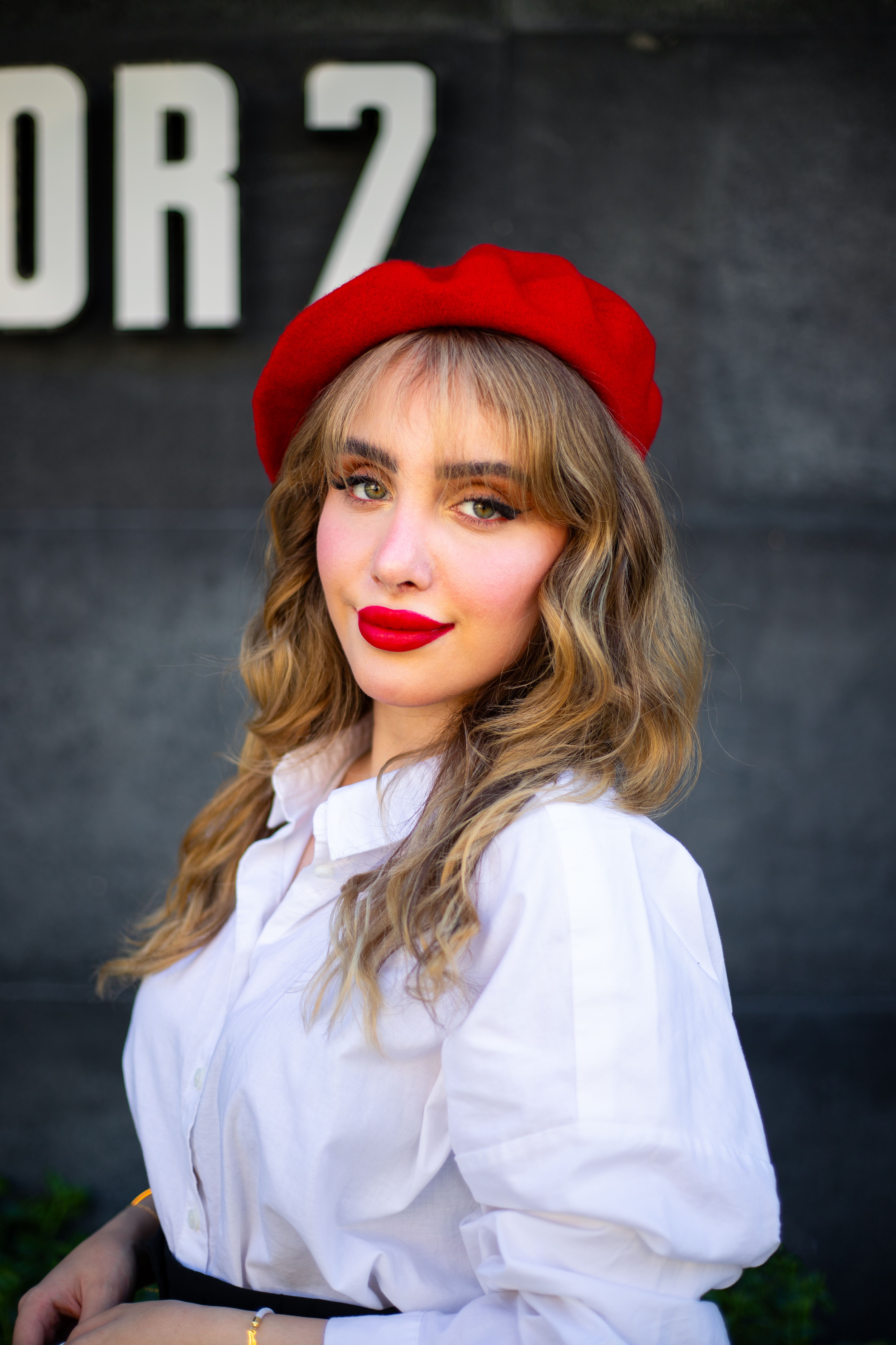 Mujer Elegante Con Boina Roja Posando Al Aire Libre · Foto de stock ...