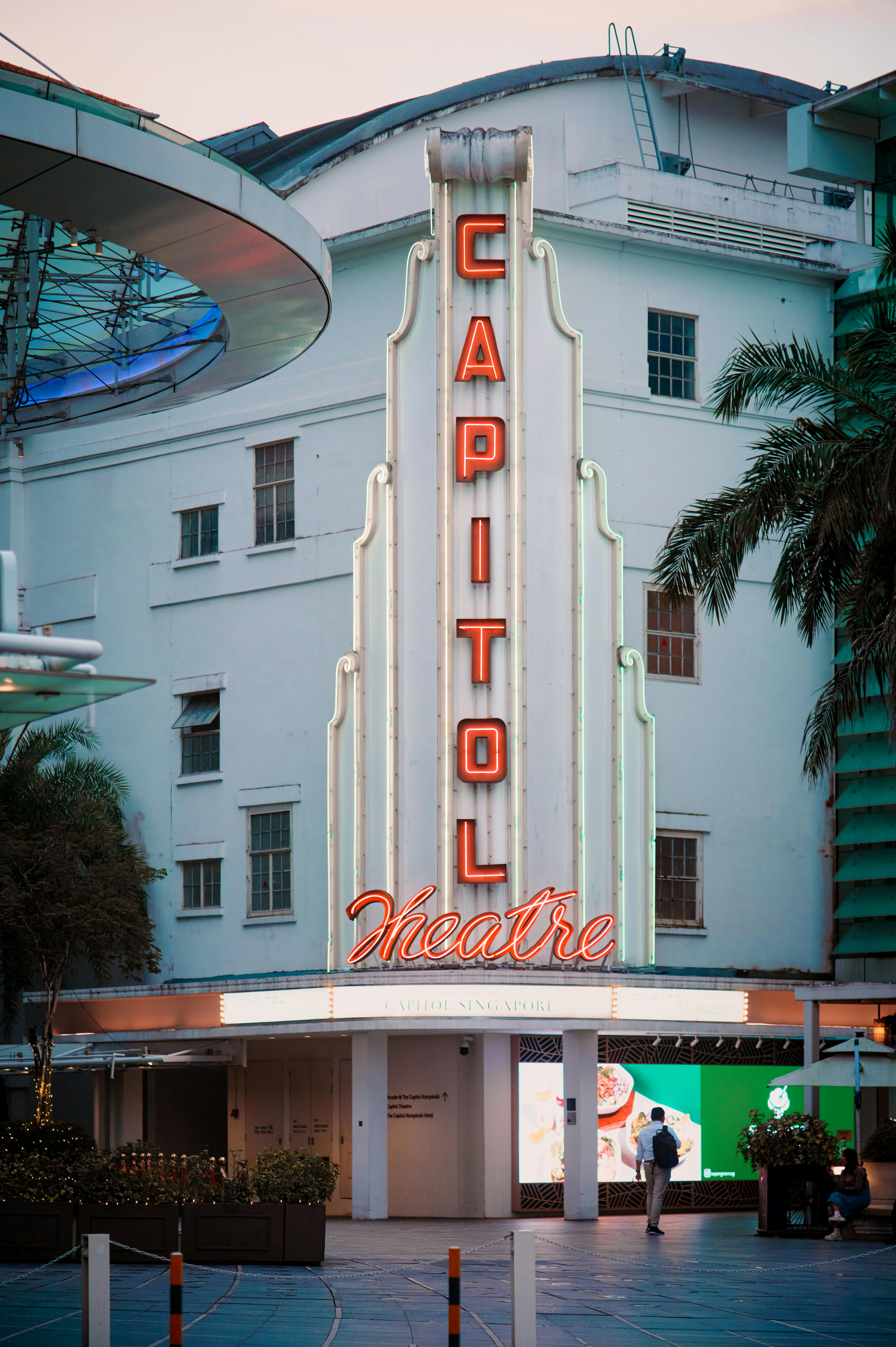 Letrero Del Teatro Capitol Al Anochecer · Foto de stock gratuita