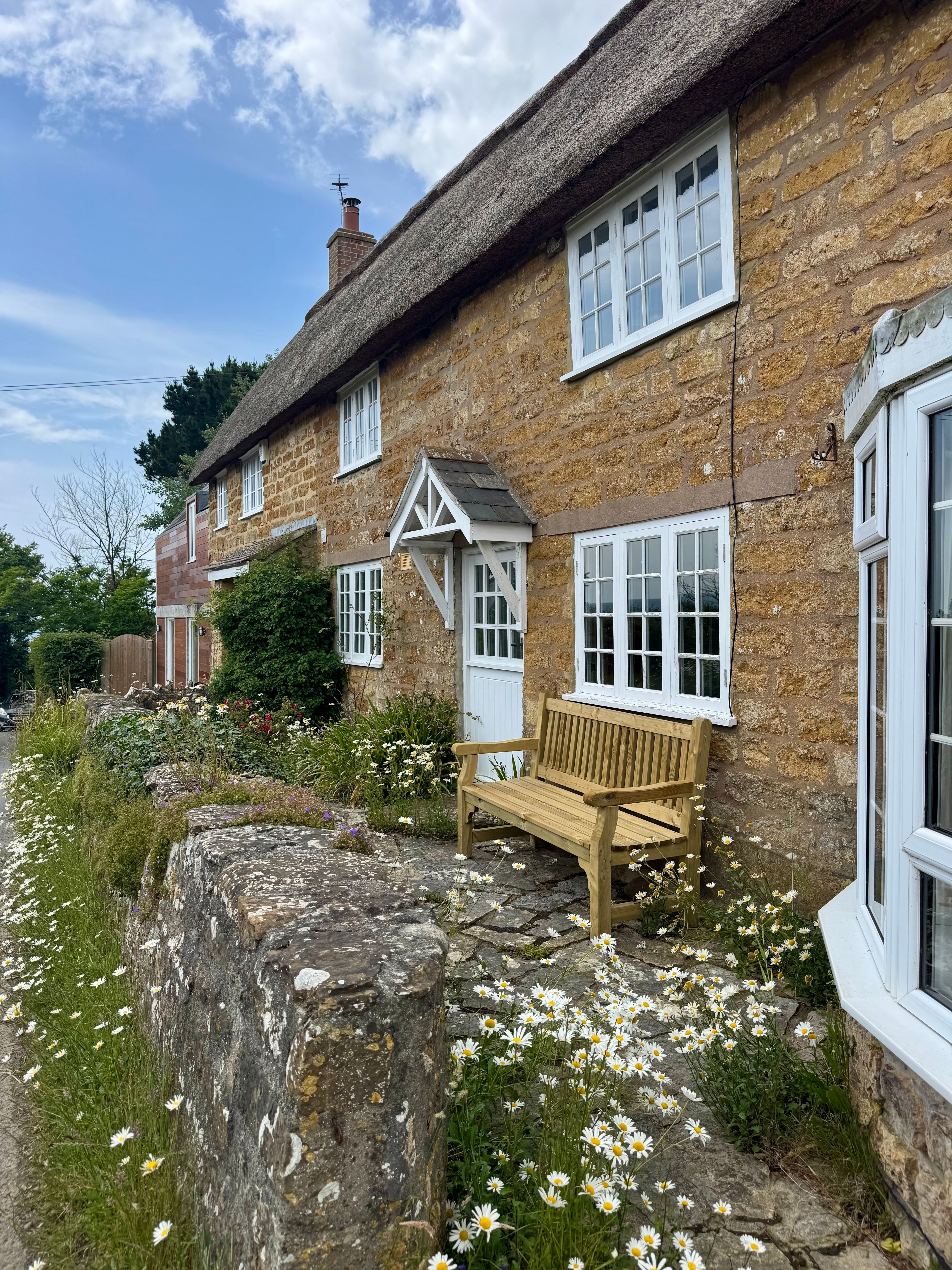 Charming Thatched Cottage in English Countryside · Free Stock Photo