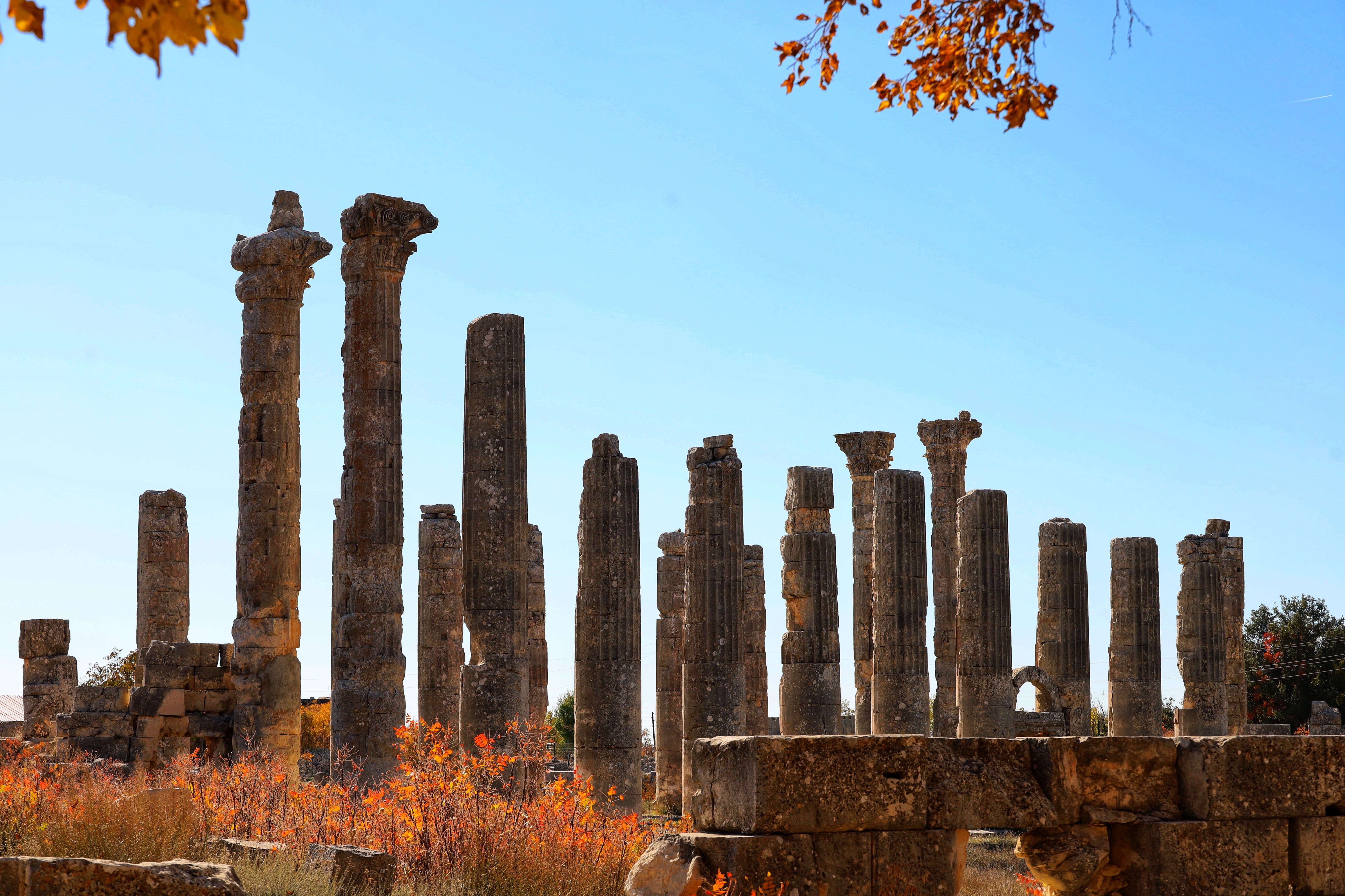 Ancient Roman Ruins with Dramatic Columns · Free Stock Photo