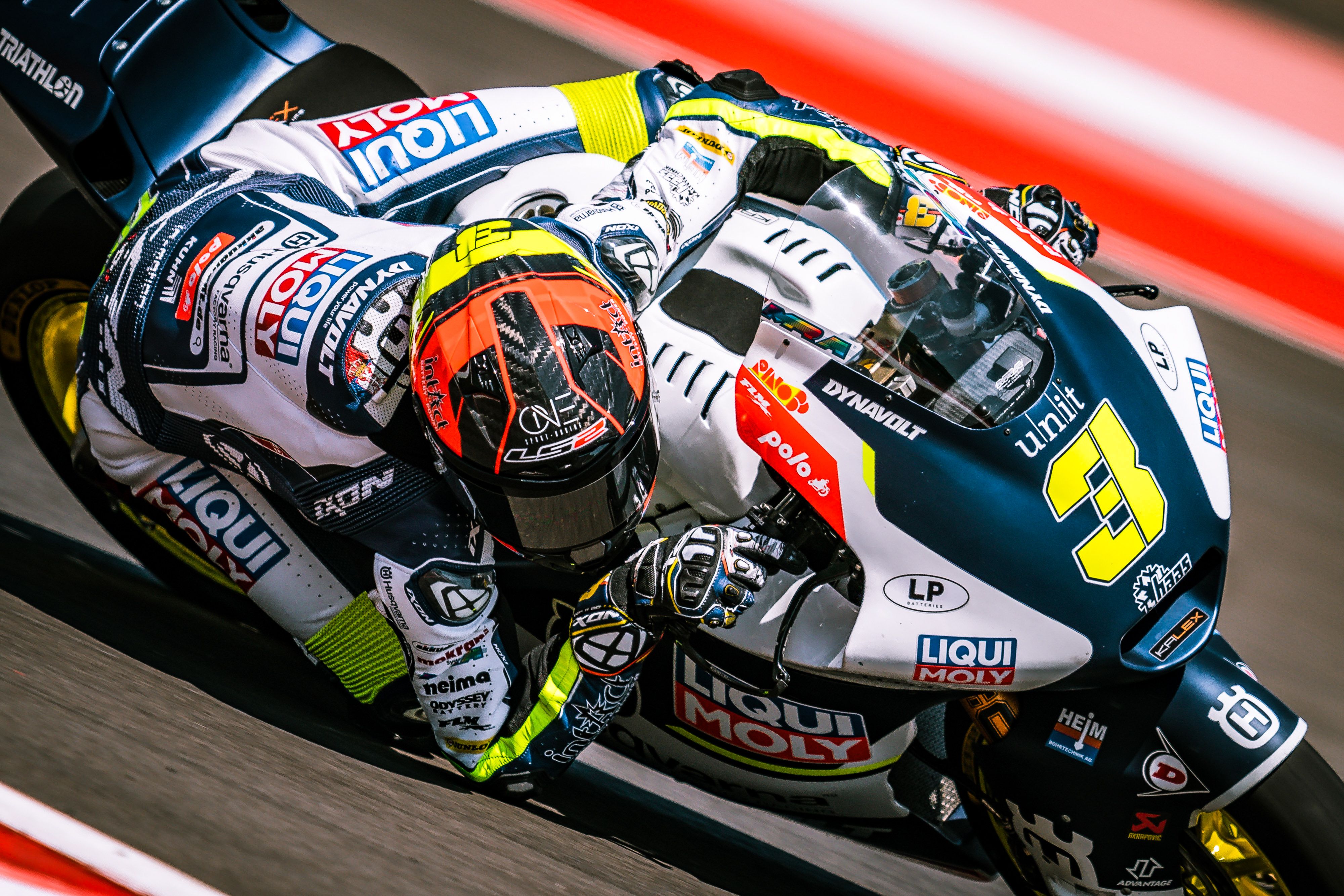Dynamic Action Shot of Motorcycle Racer on Track · Free Stock Photo