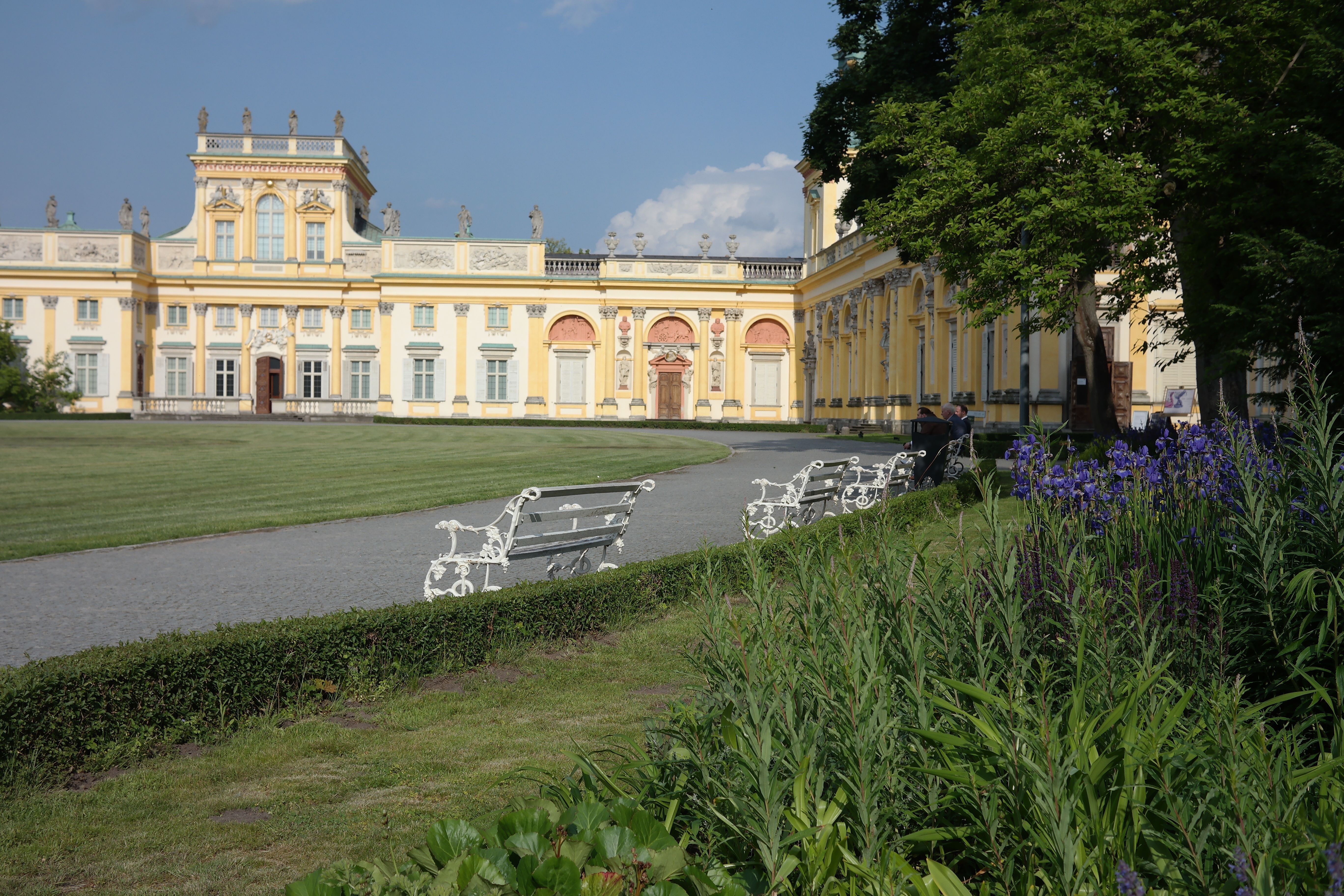 Elegant Palace Garden in Sunlight · Free Stock Photo