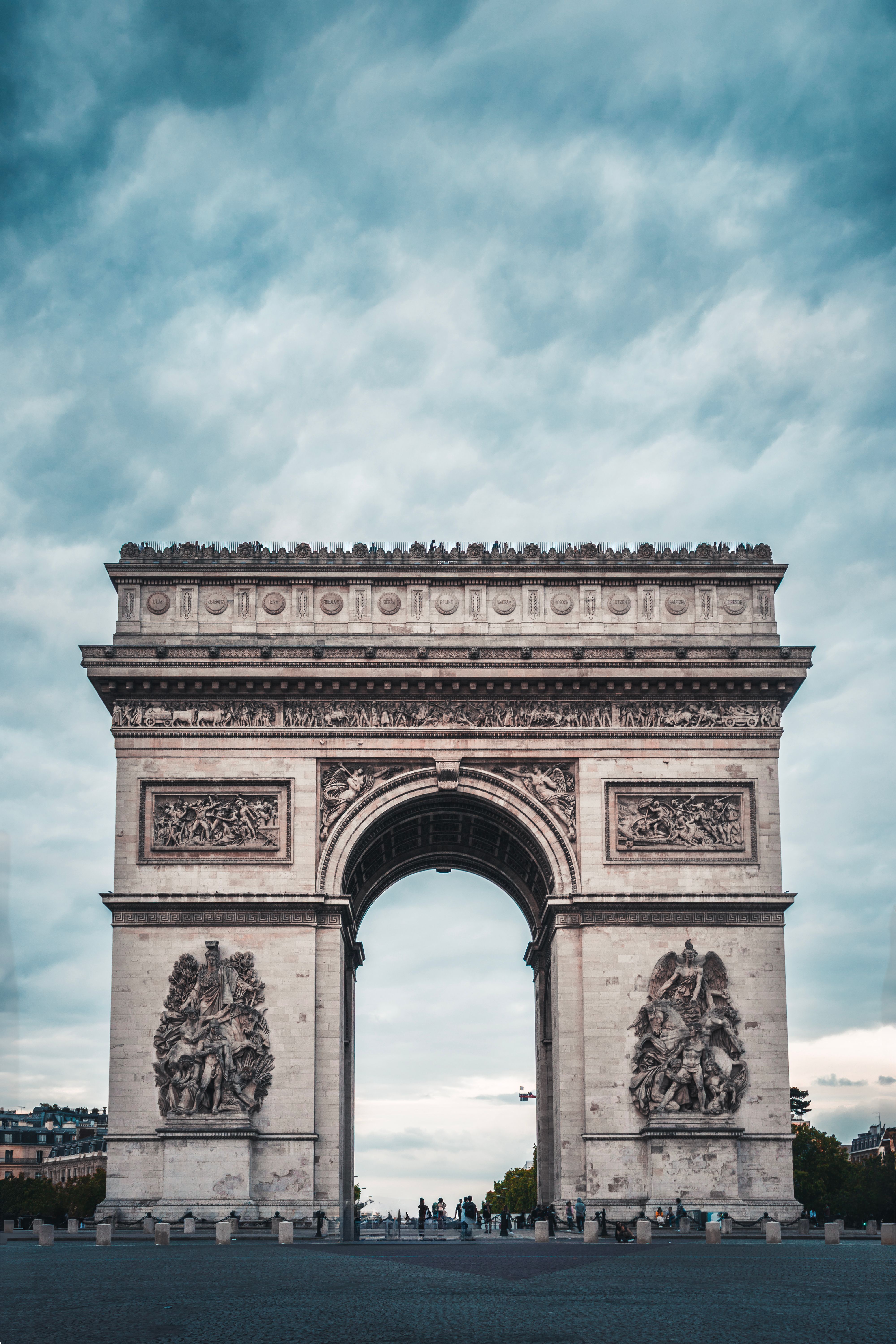 Arco Del Triunfo En París En Un Día Nublado · Foto de stock gratuita