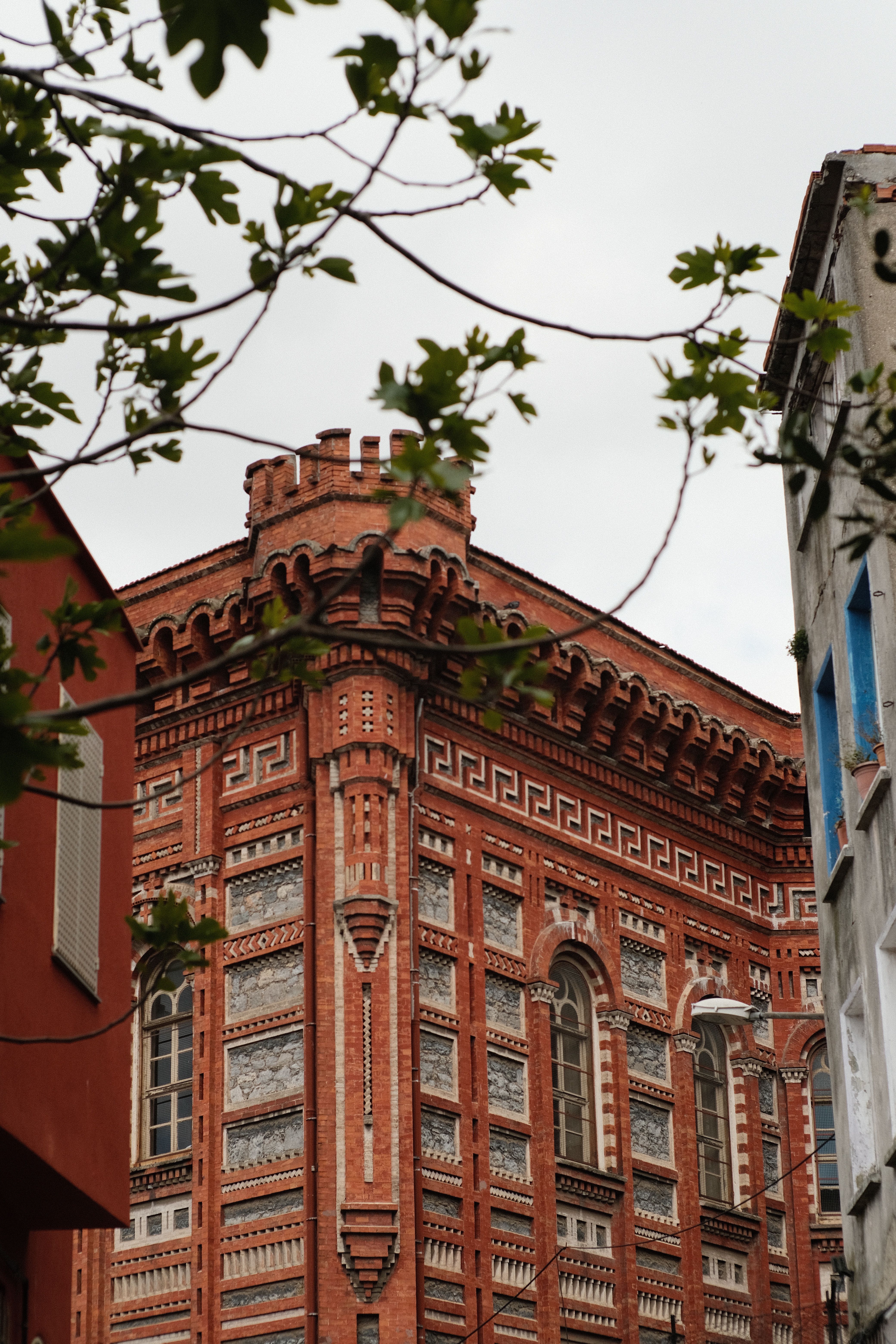 Façade Historique En Briques Rouges Avec Une Architecture Ornée · Photo ...