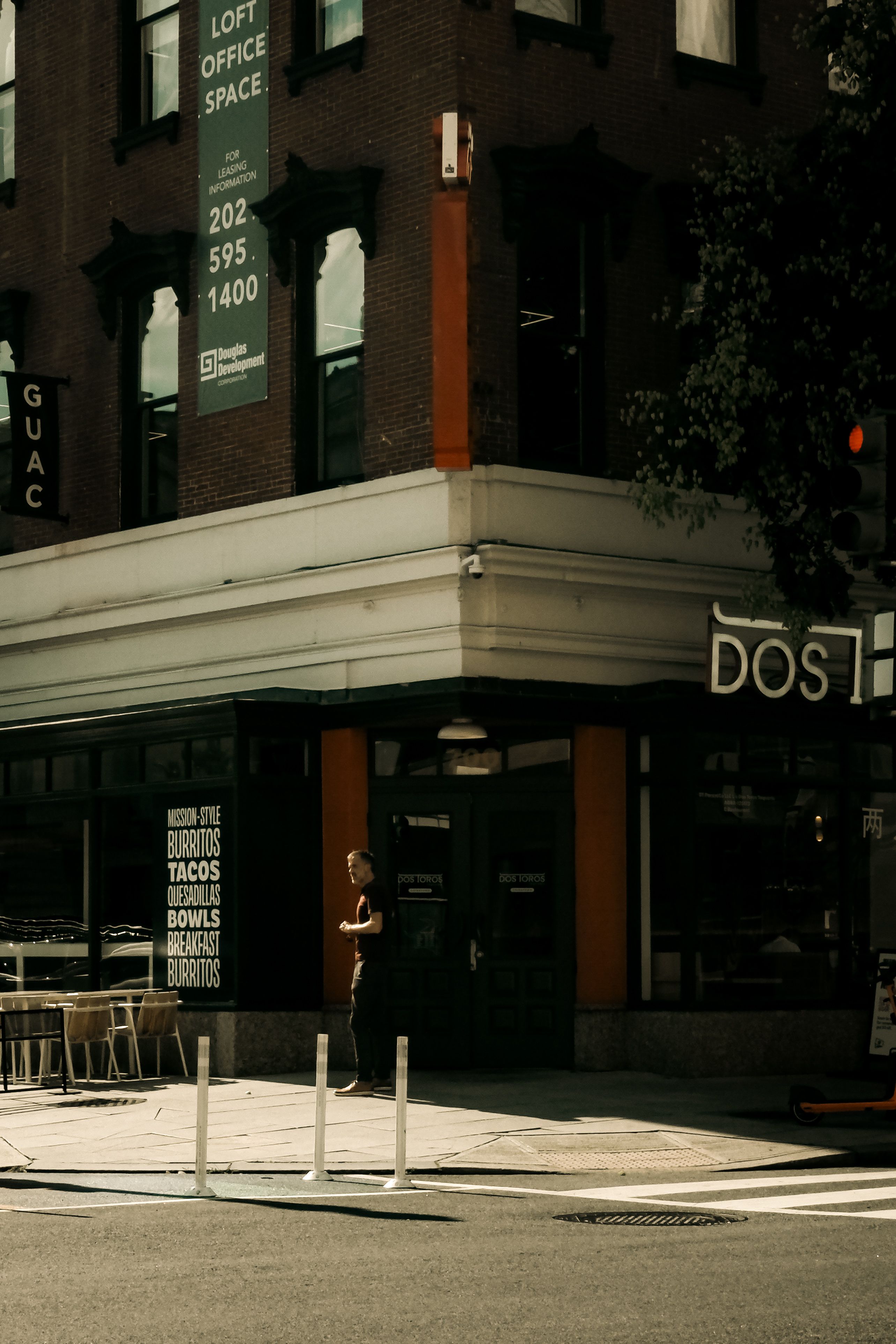 Urban Street Corner with Fast Food Restaurant · Free Stock Photo
