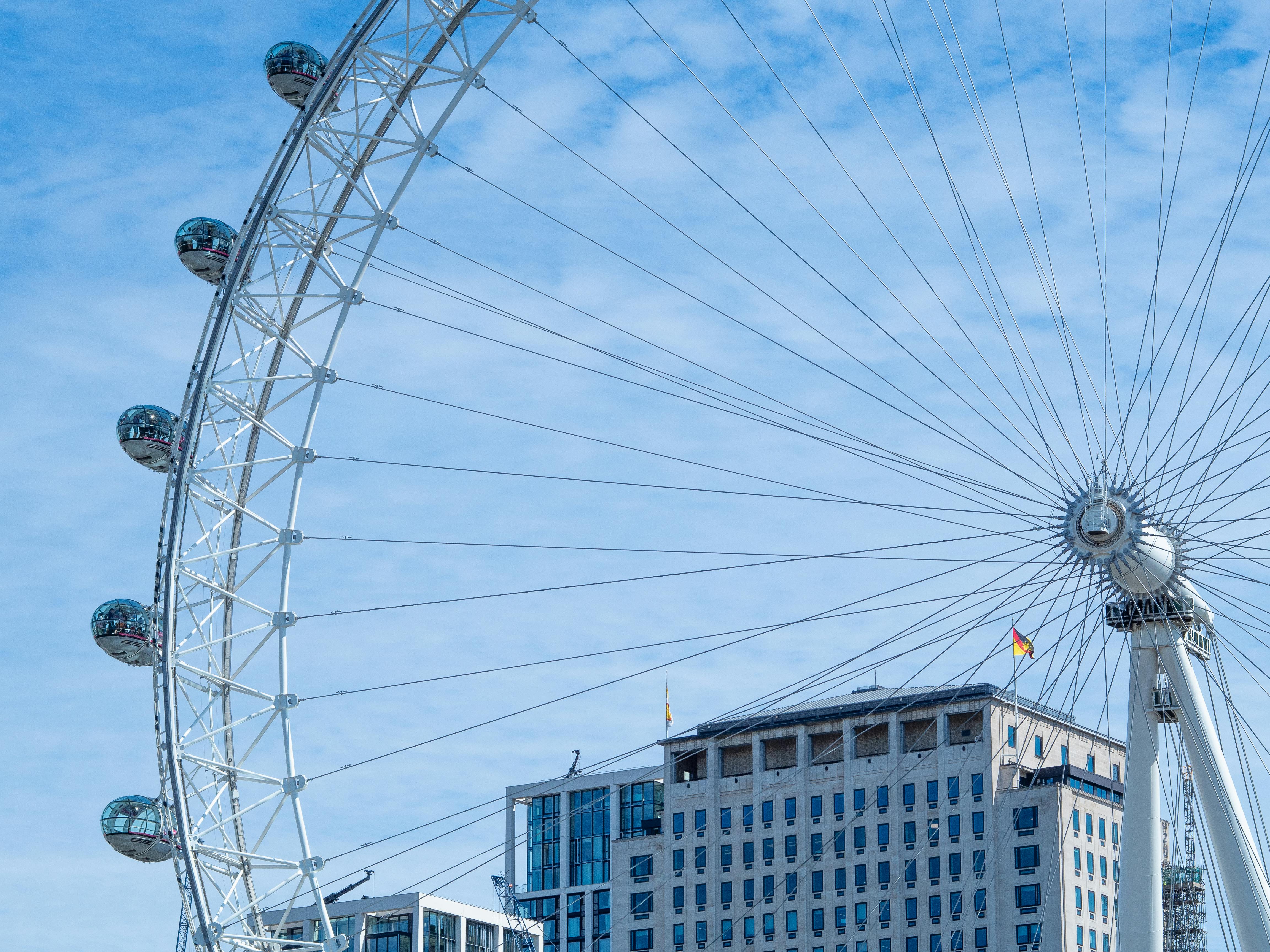 A Icônica Roda Gigante London Eye Contra O Céu Azul · Foto profissional ...
