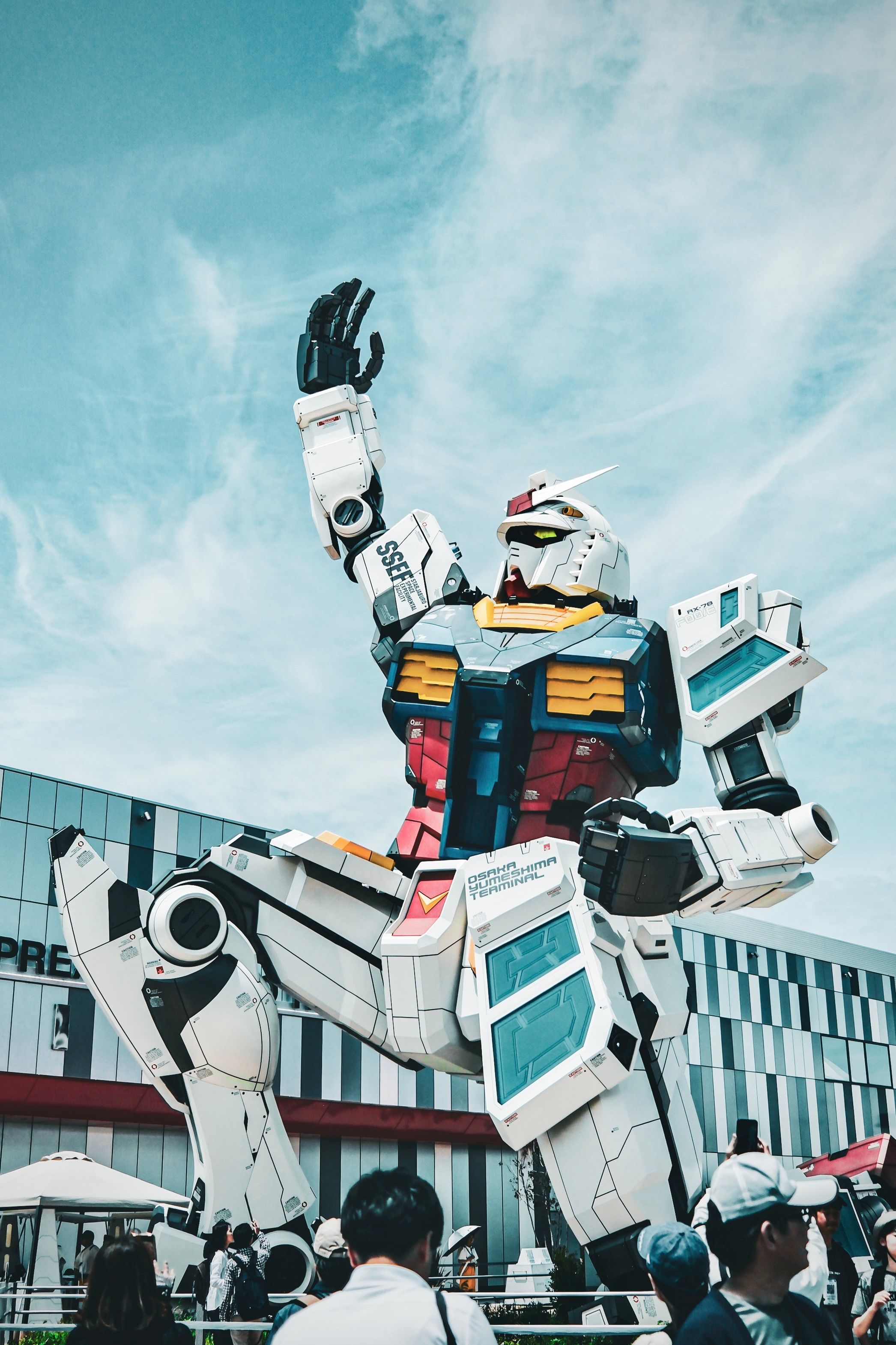 Massive Robot Statue in Urban Scene · Free Stock Photo
