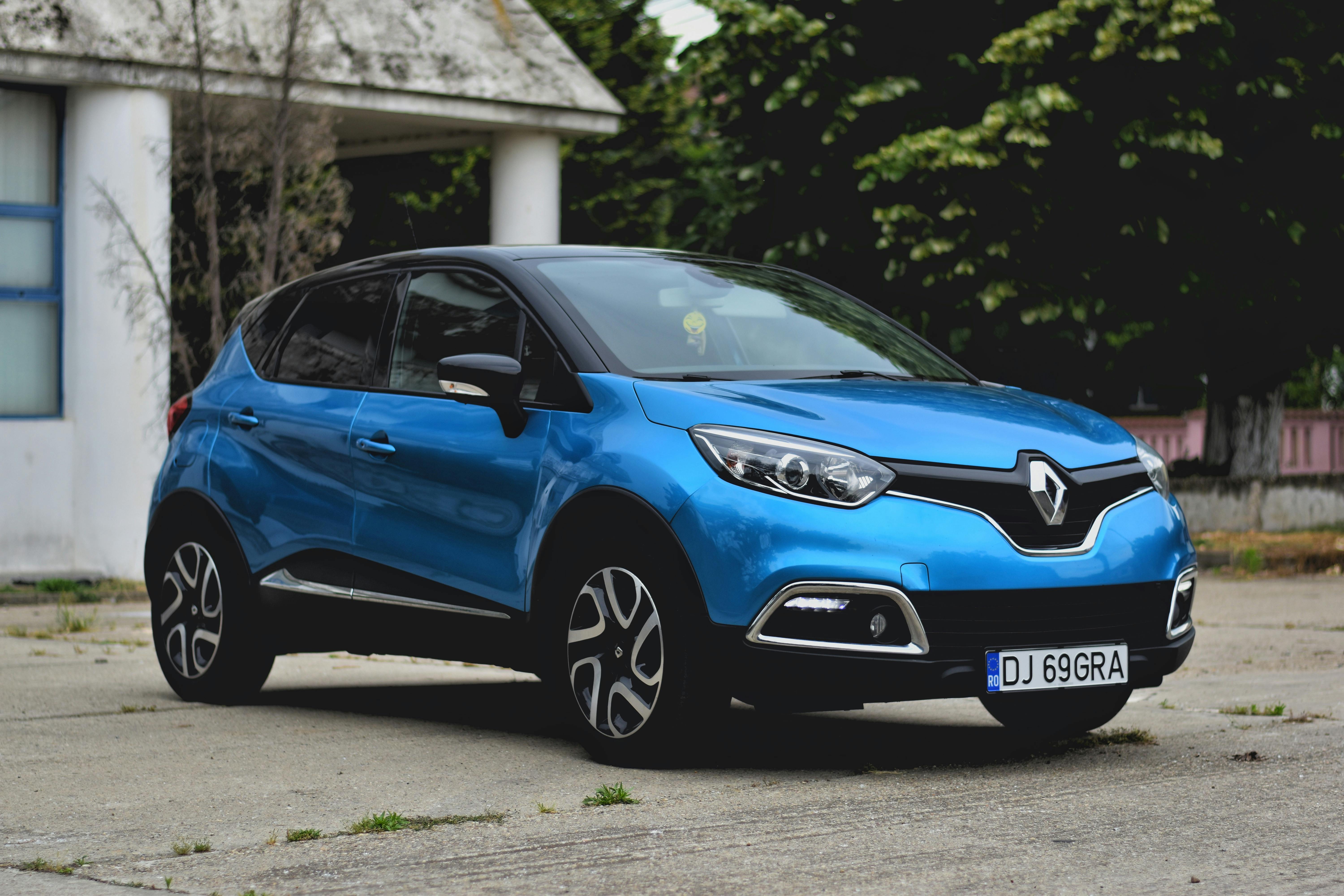 Blue Renault Captur in Outdoor Setting · Free Stock Photo