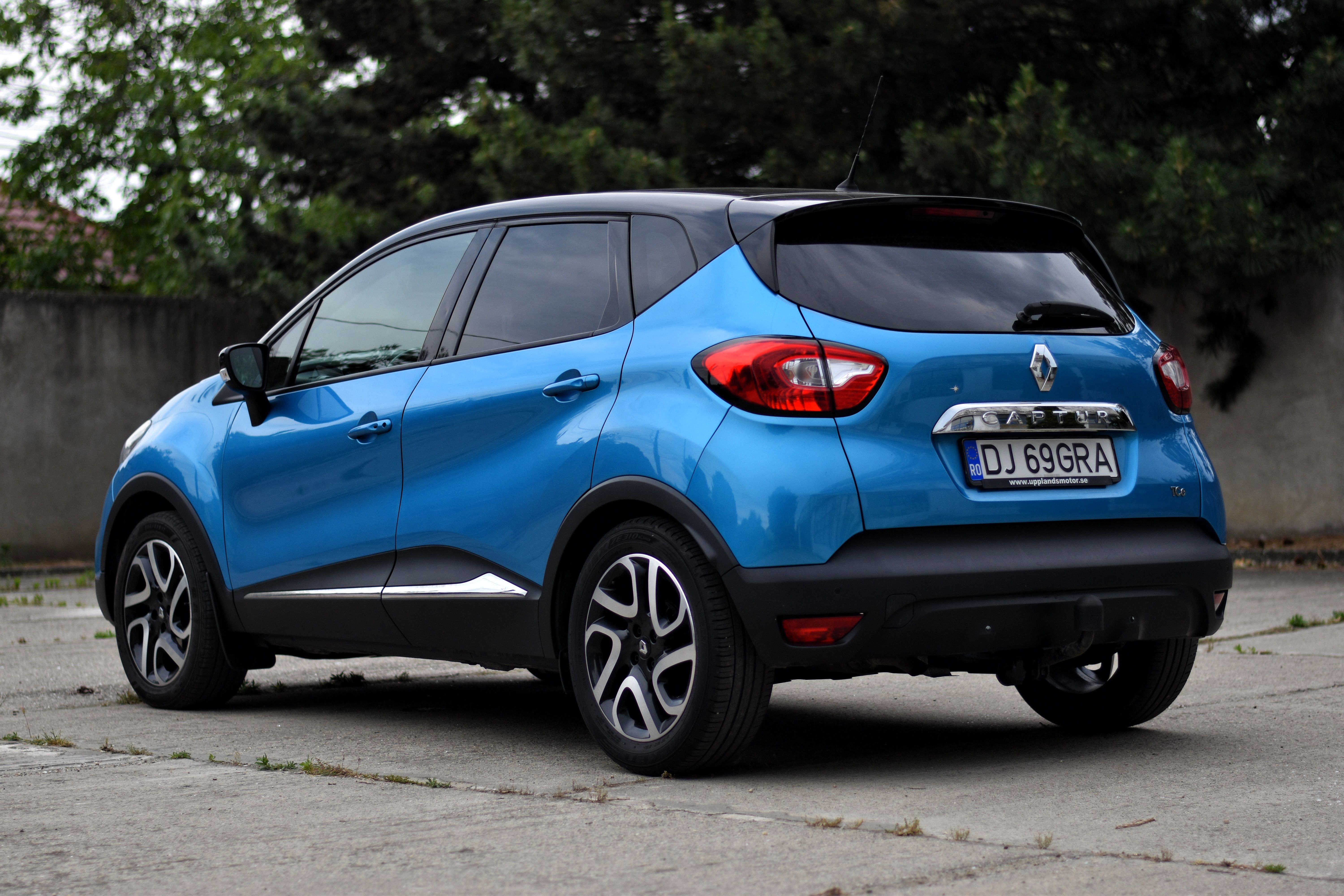 Blue Renault Captur parked outdoors on pavement · Free Stock Photo