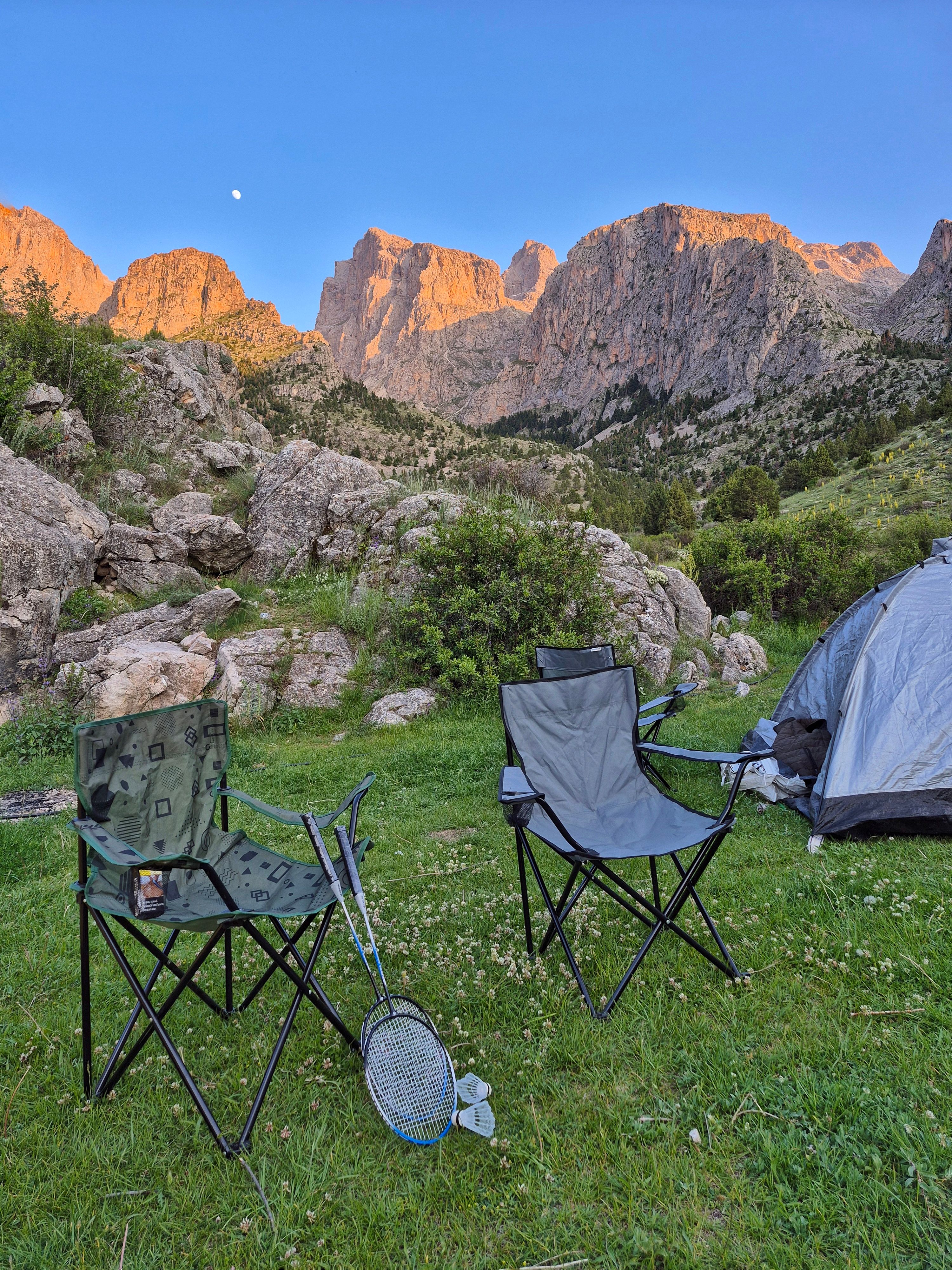 Scenic Camping Setup in Rocky Mountain Landscape · Free Stock Photo