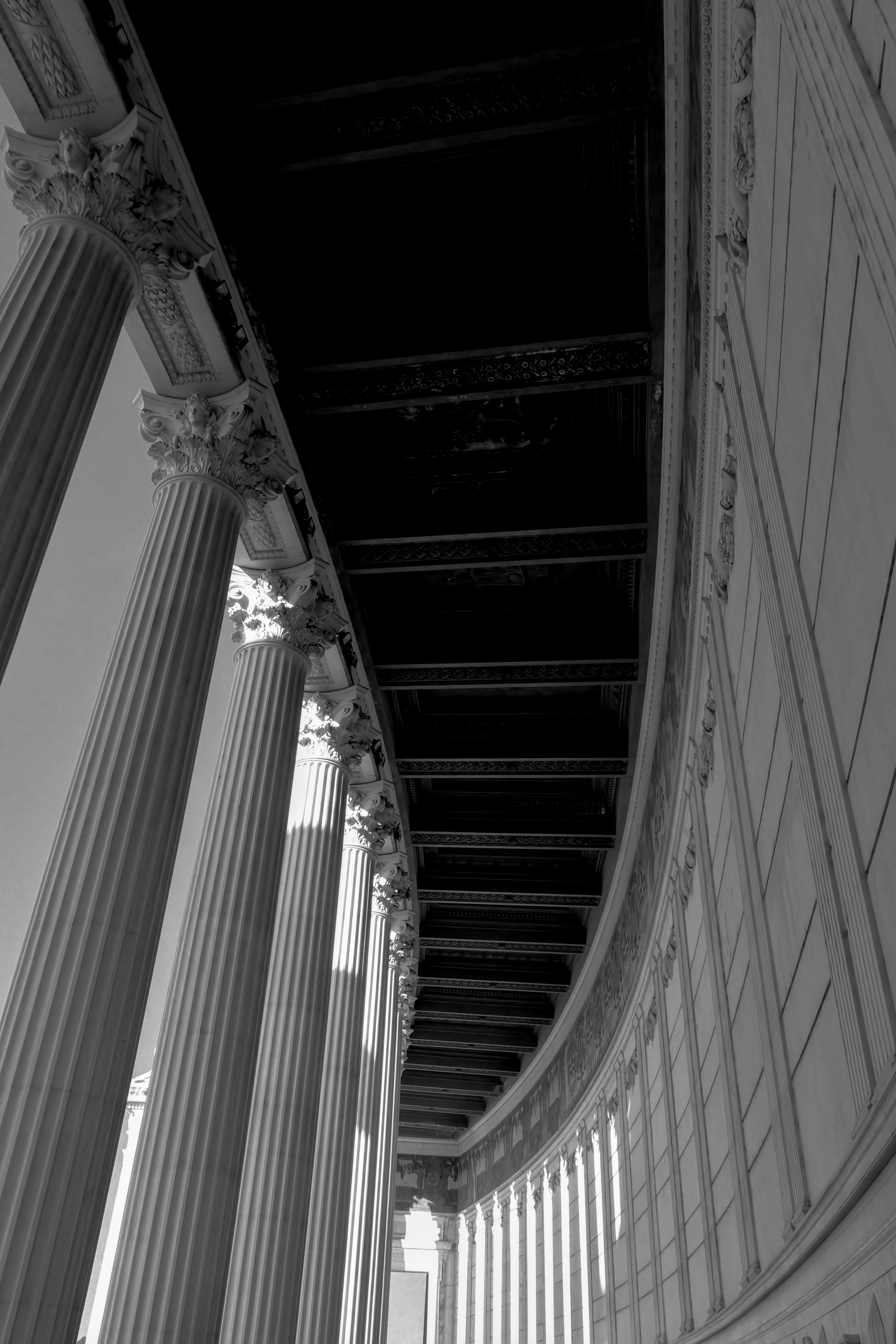 Elegant Curved Columns in Black and White · Free Stock Photo