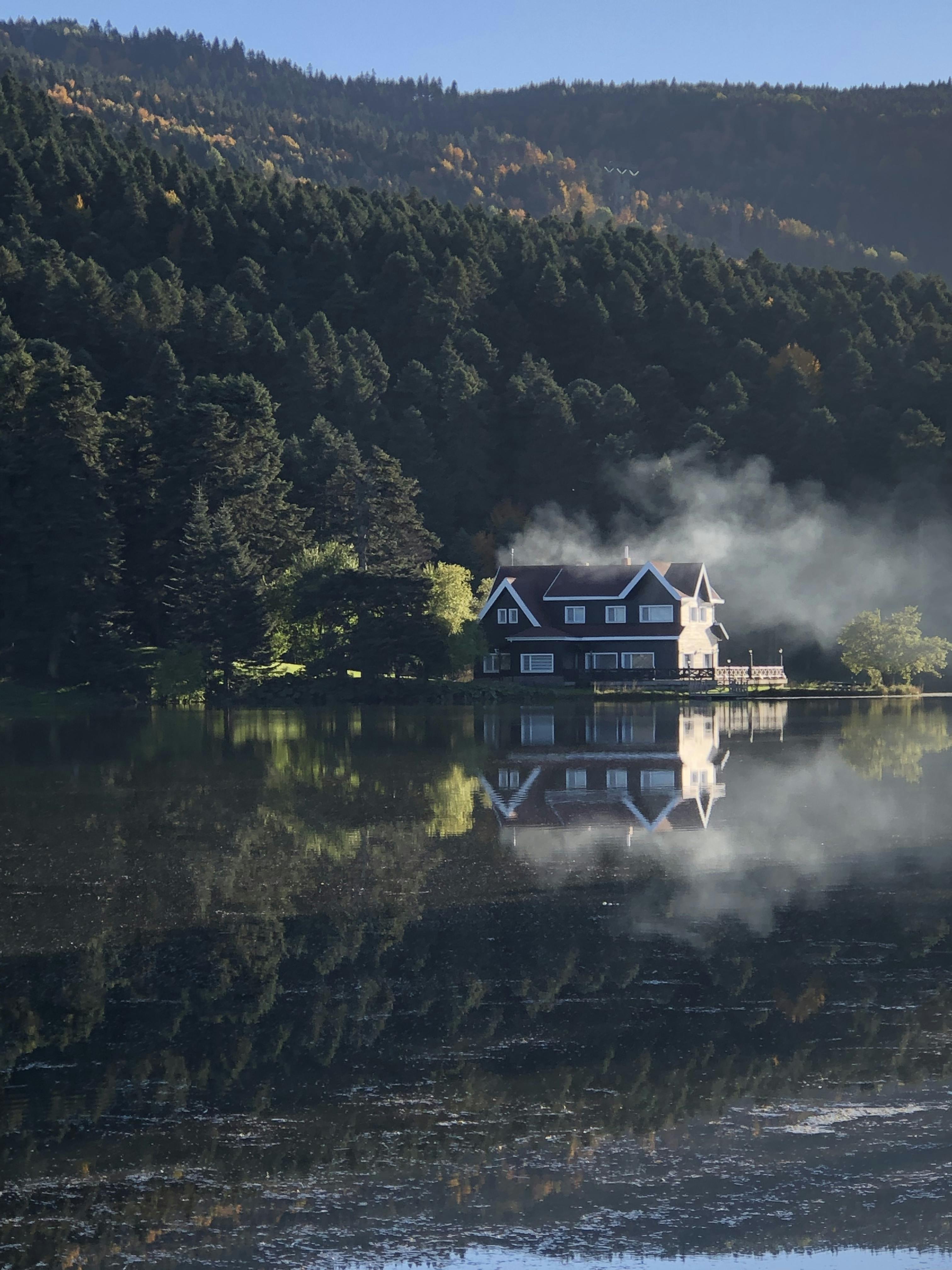 Scenic Lake House Reflection in Serene Forest · Free Stock Photo