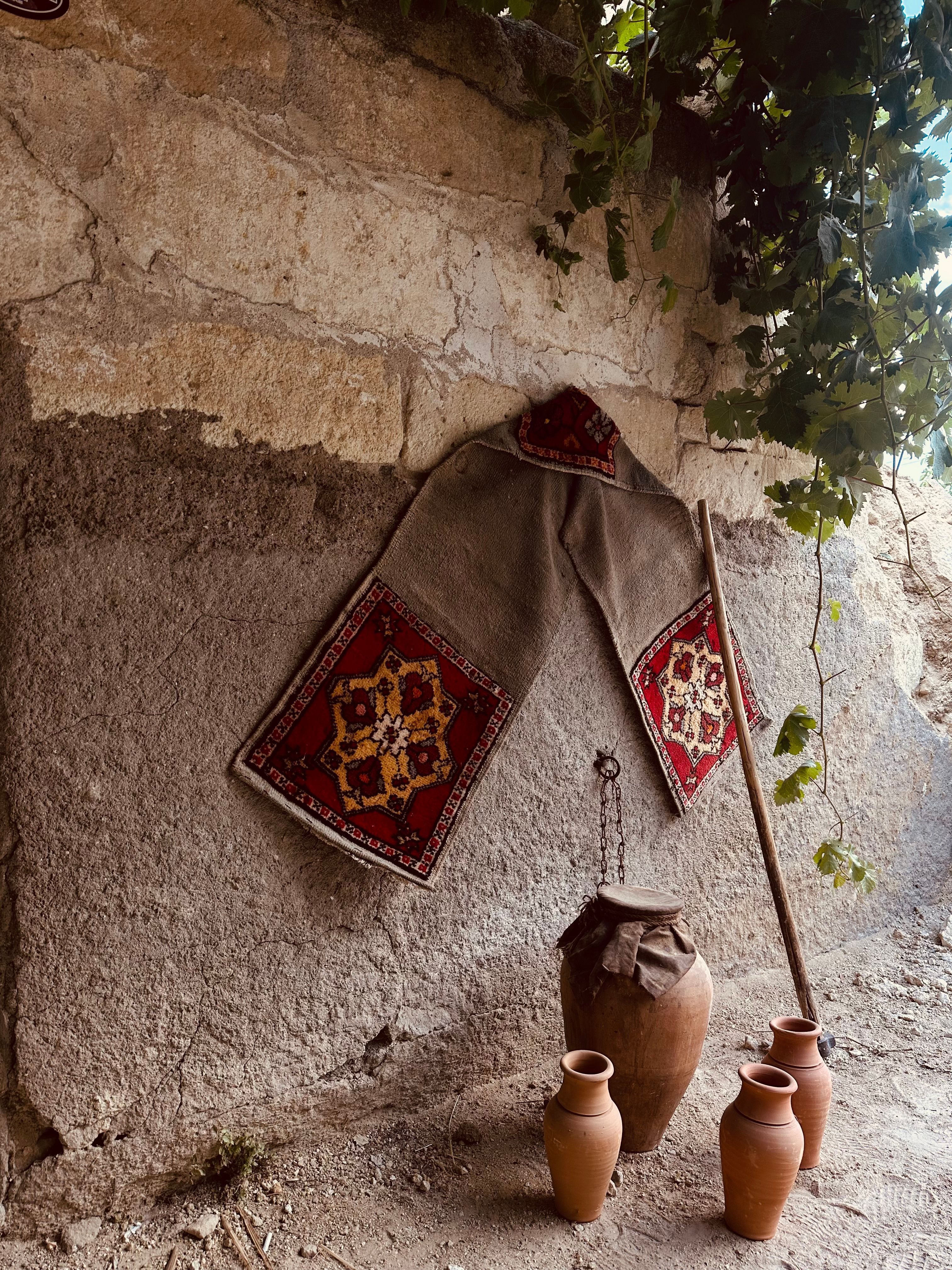 Pared Rústica Adornada Con Textiles Y Cerámica Tradicionales · Foto de ...