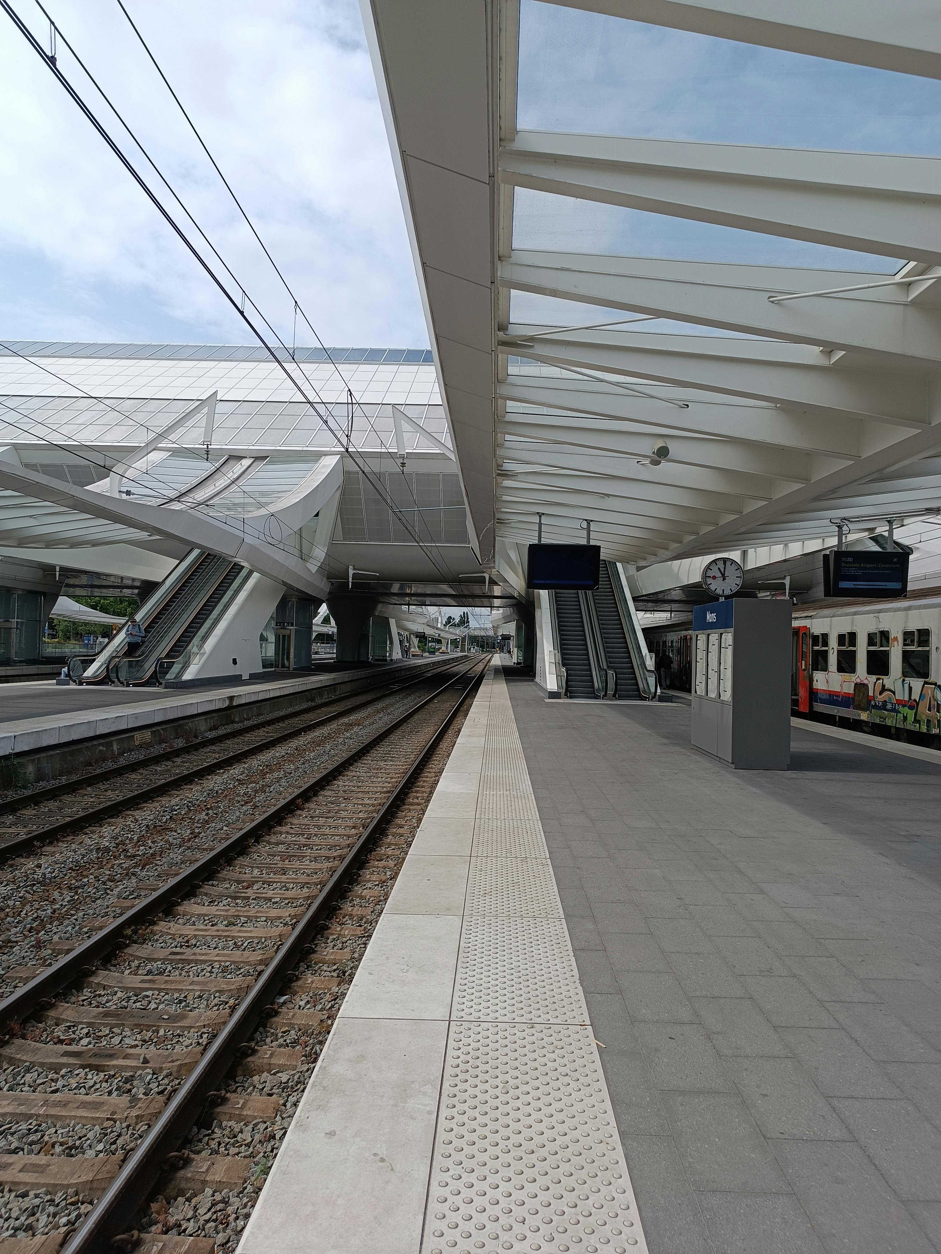 Modern Train Station Platform with Steel Architecture · Free Stock Photo
