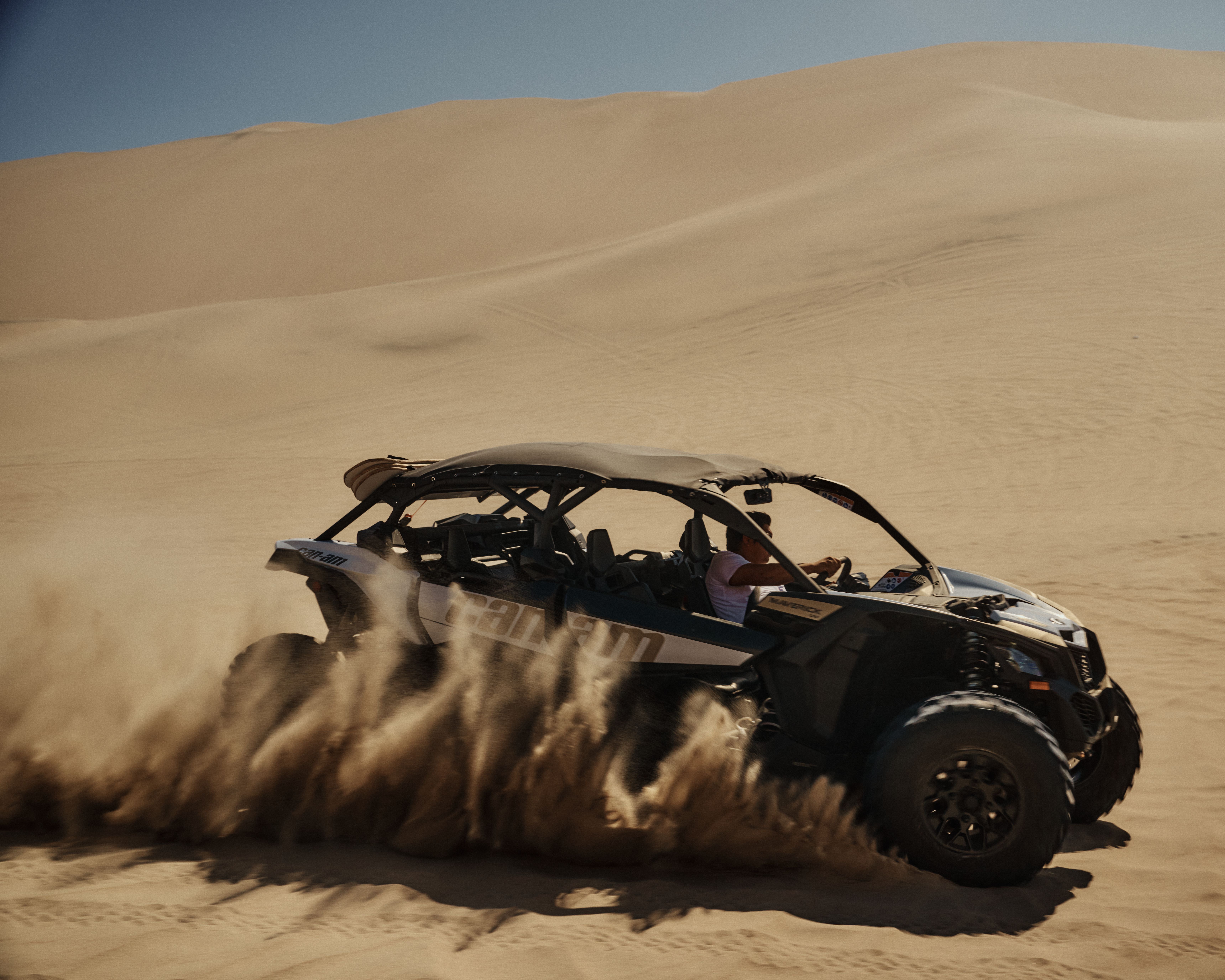 Off-Road Vehicle Adventuring in Desert Sands · Free Stock Photo