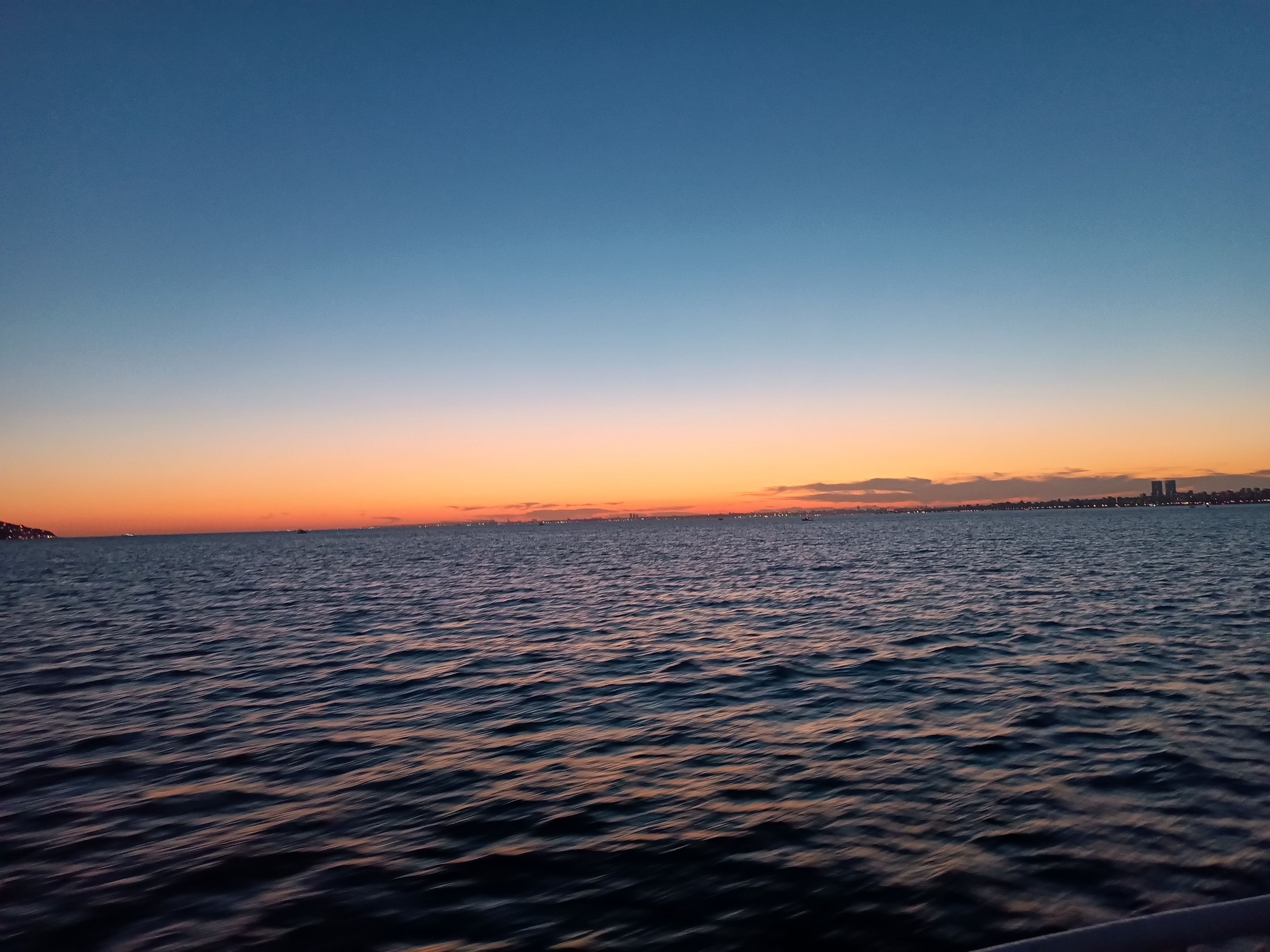 Stunning Sunset Over Ocean Horizon · Free Stock Photo