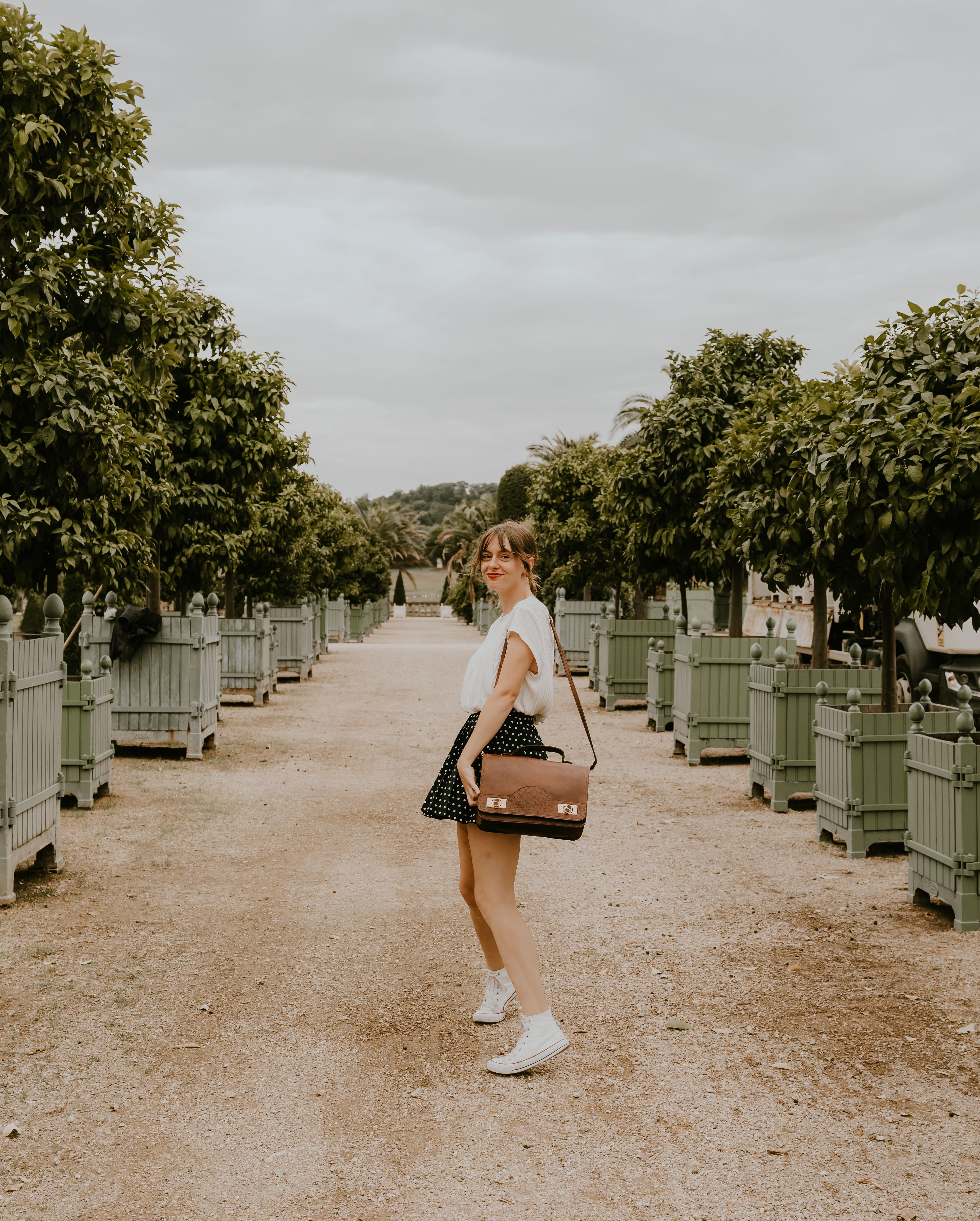 Mujer Joven Paseando Por Los Jardines De Versalles · Foto de stock gratuita