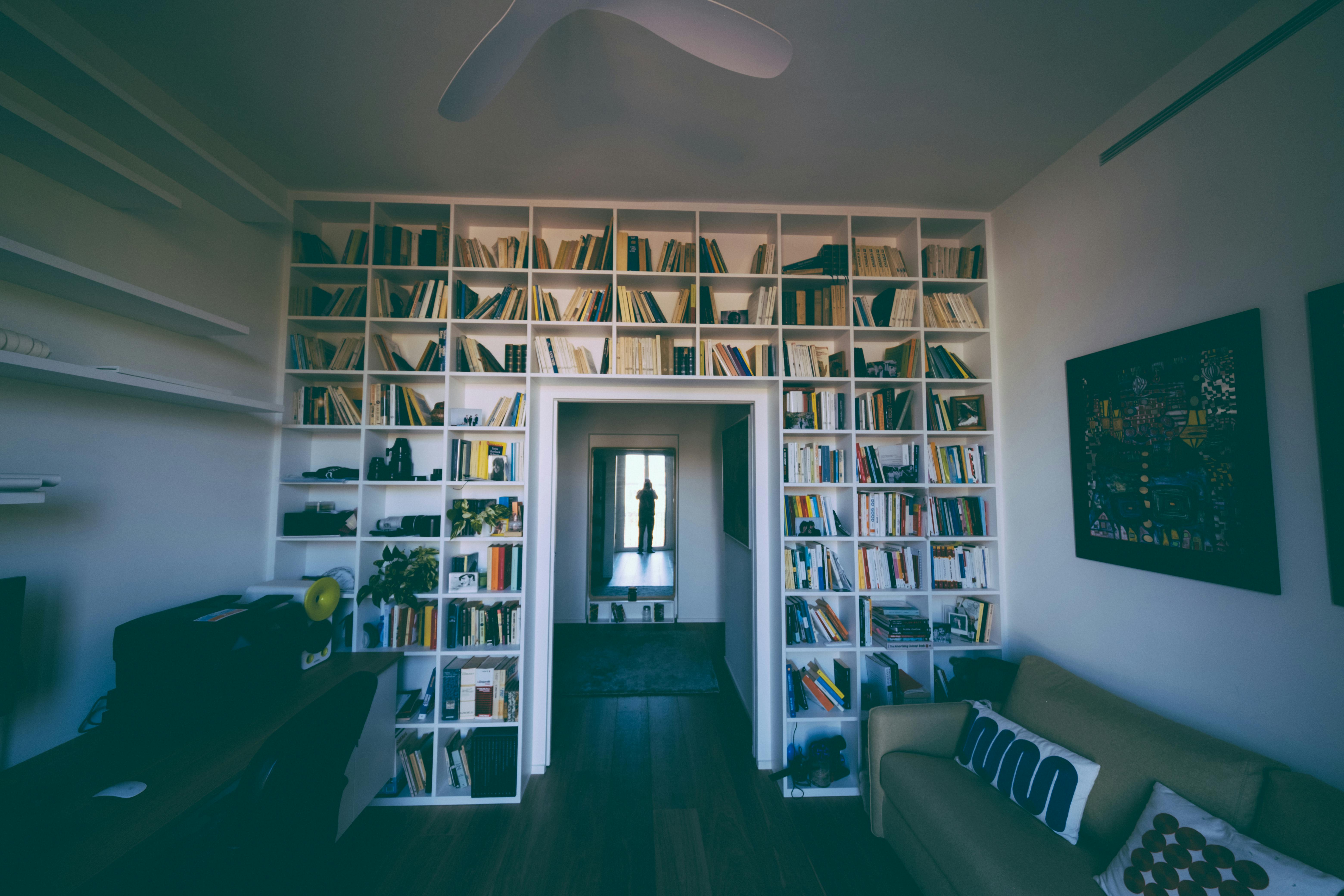 Perpustakaan Rumah Yang Nyaman Dengan Rak Buku Tinggi Dan Karya Seni ...