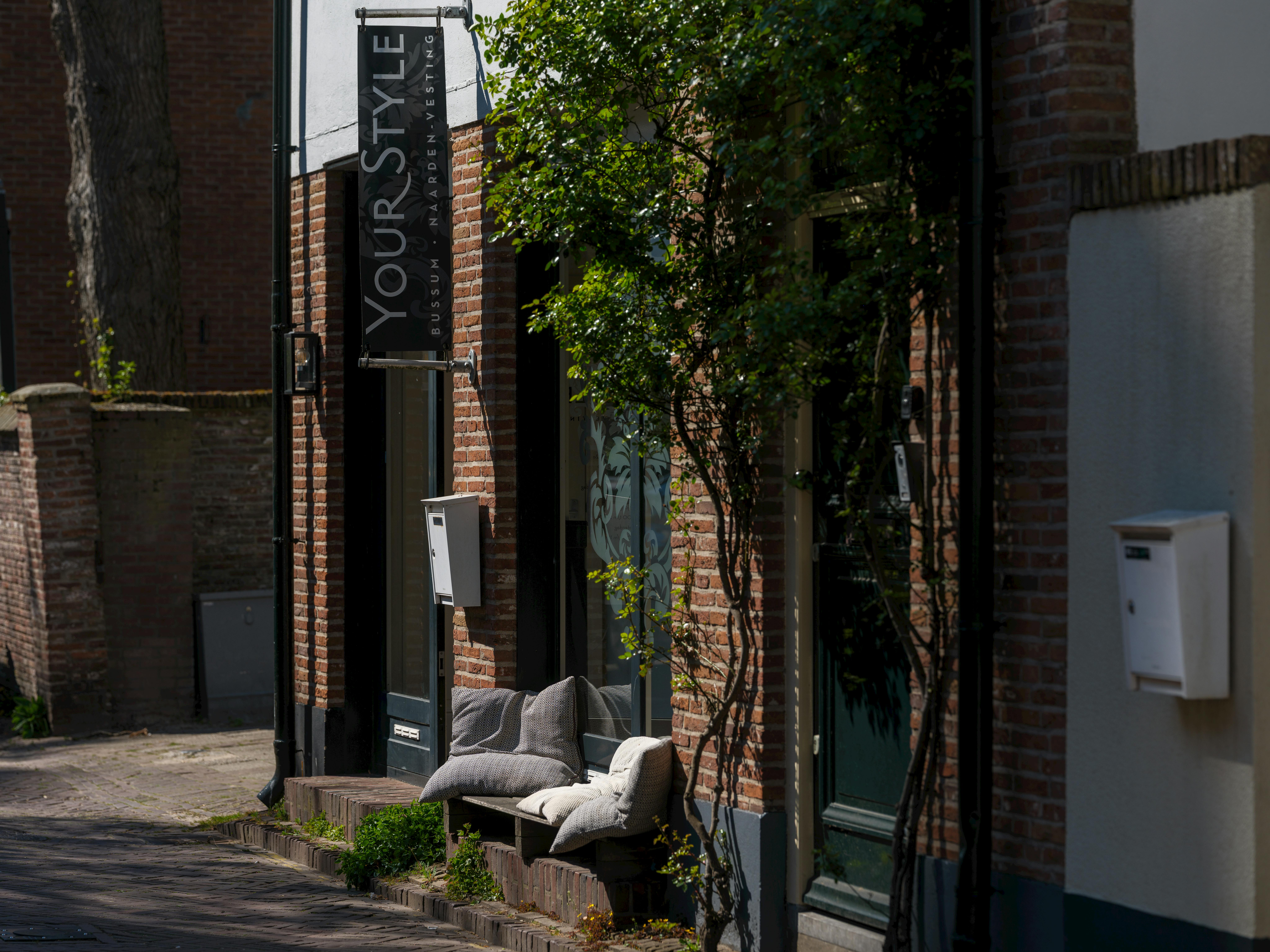 Overcrowded Salon Photos, Download The BEST Free Overcrowded Salon ...