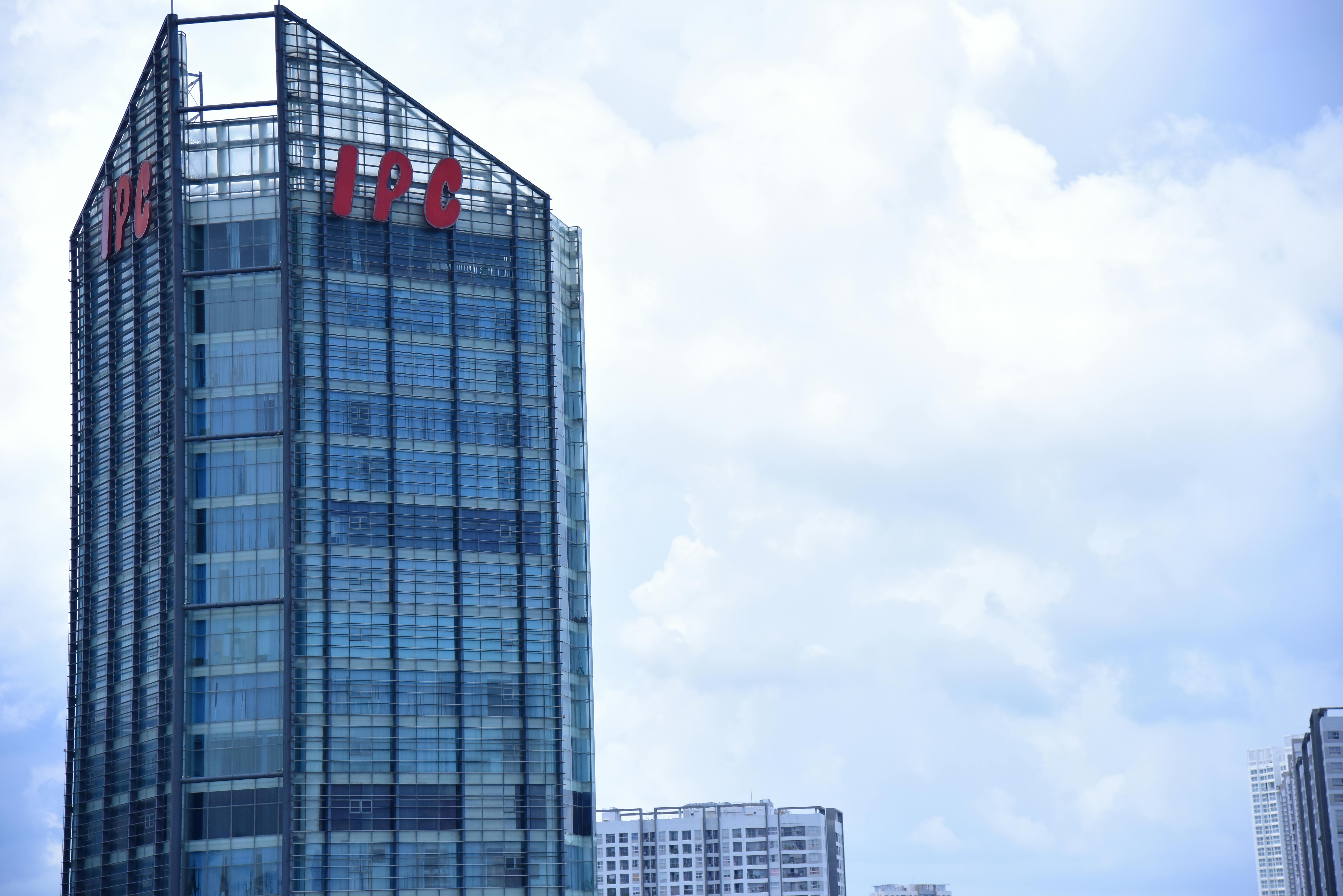 Modern IPC Glass Skyscraper Against Blue Sky · Free Stock Photo