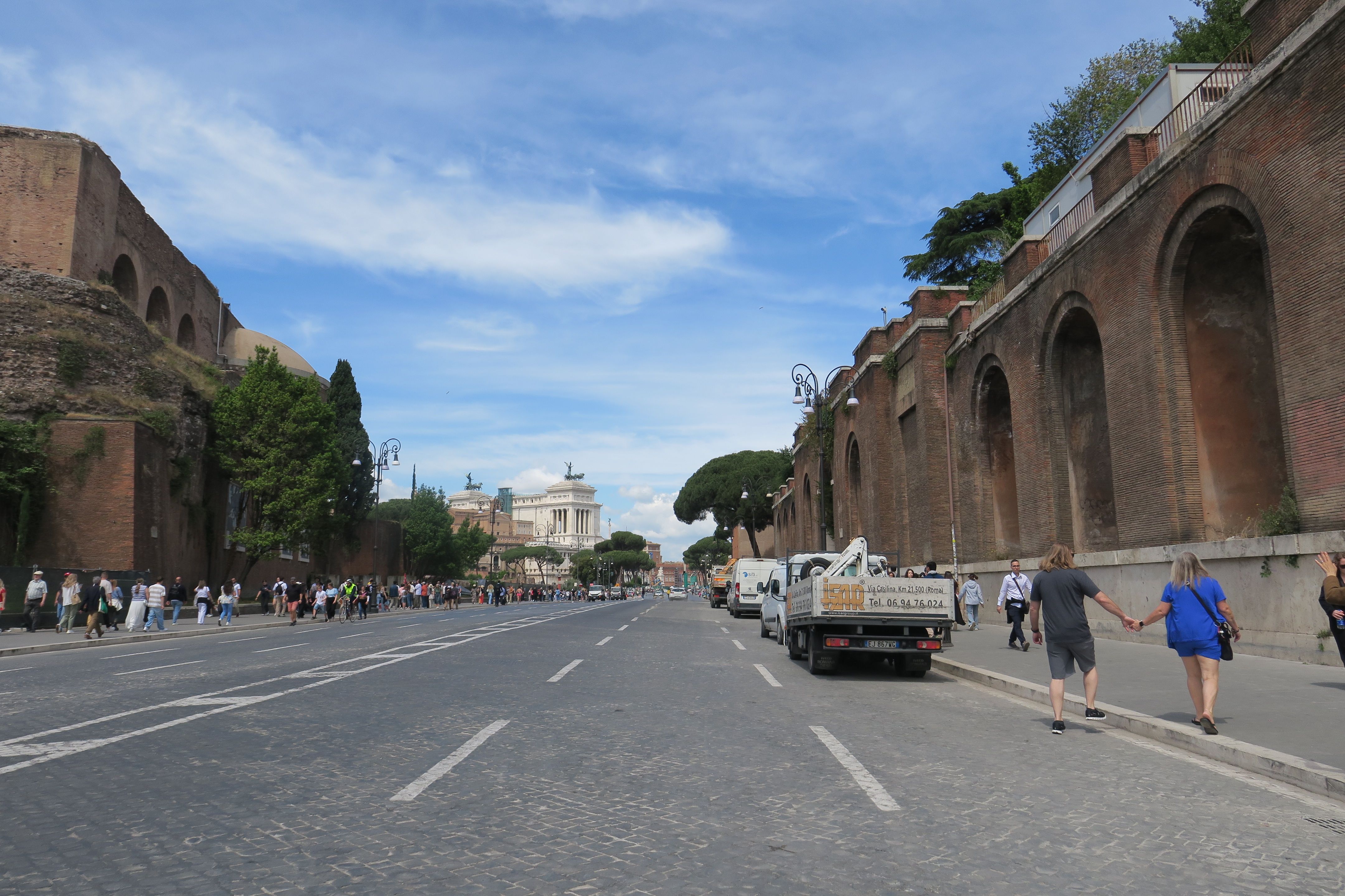 Historic Street in Rome with Ancient Walls · Free Stock Photo
