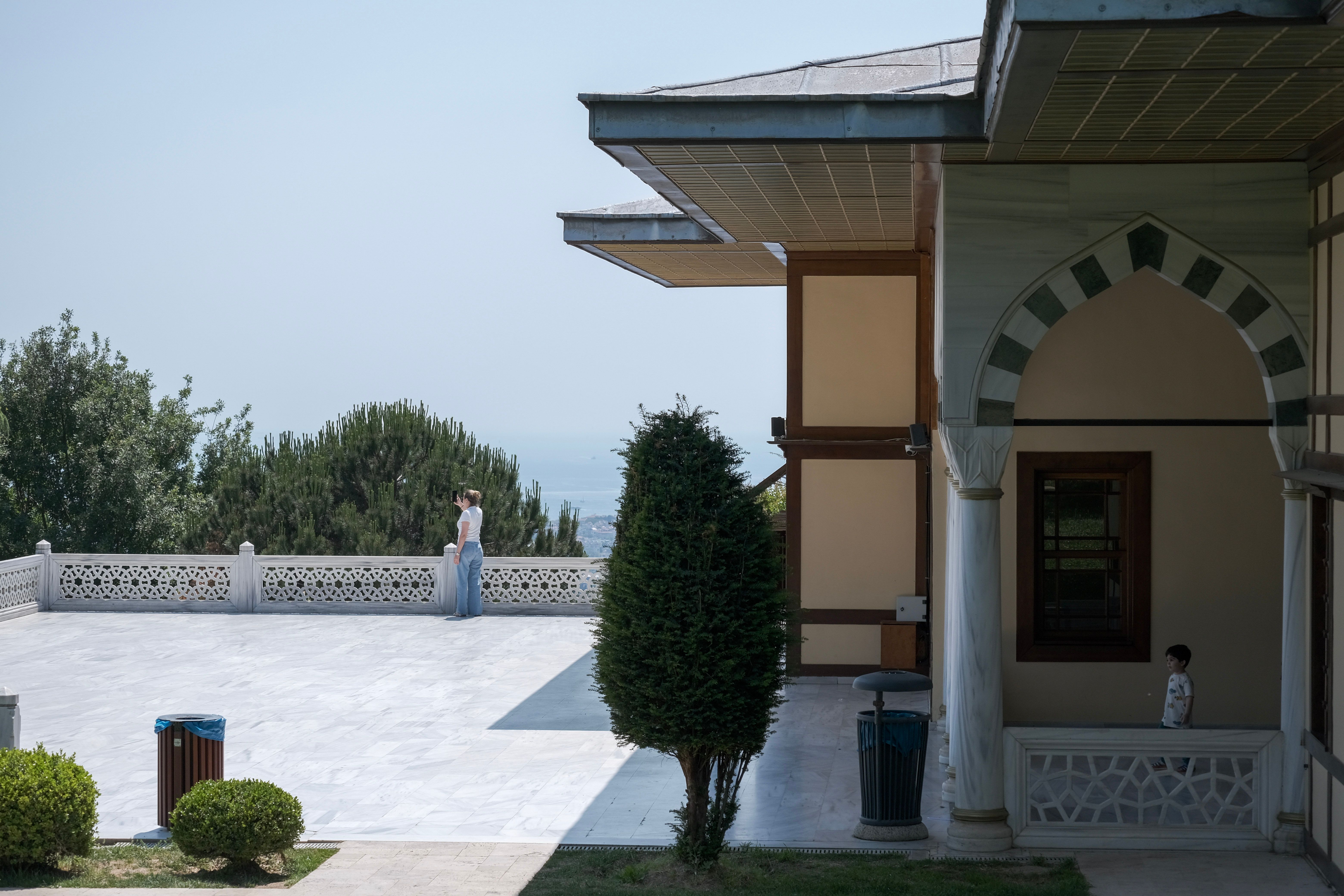 Sunny outdoor terrace view with architecture · Free Stock Photo