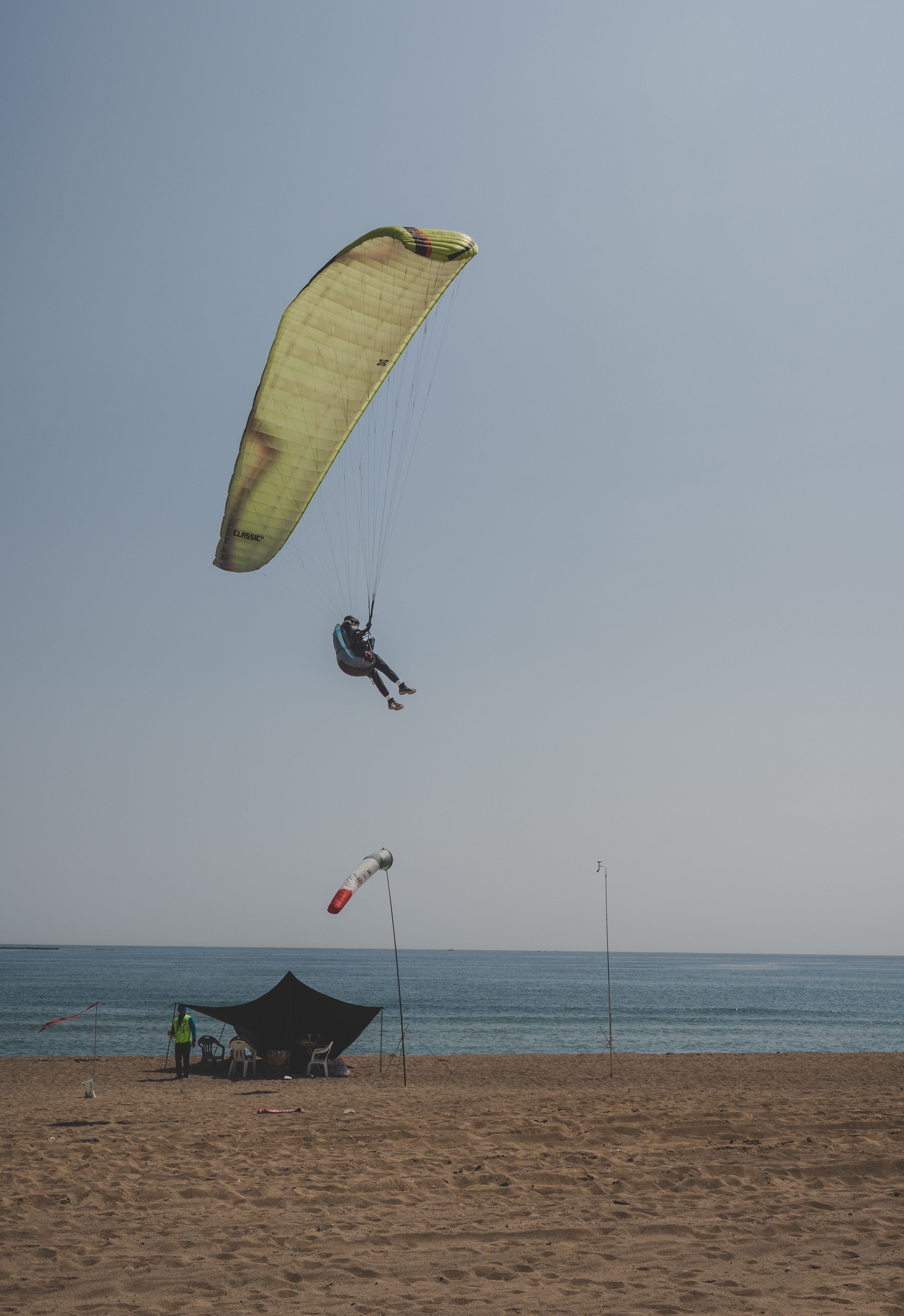 Parapente Volando Sobre Una Playa De Arena En Verano · Foto de stock ...