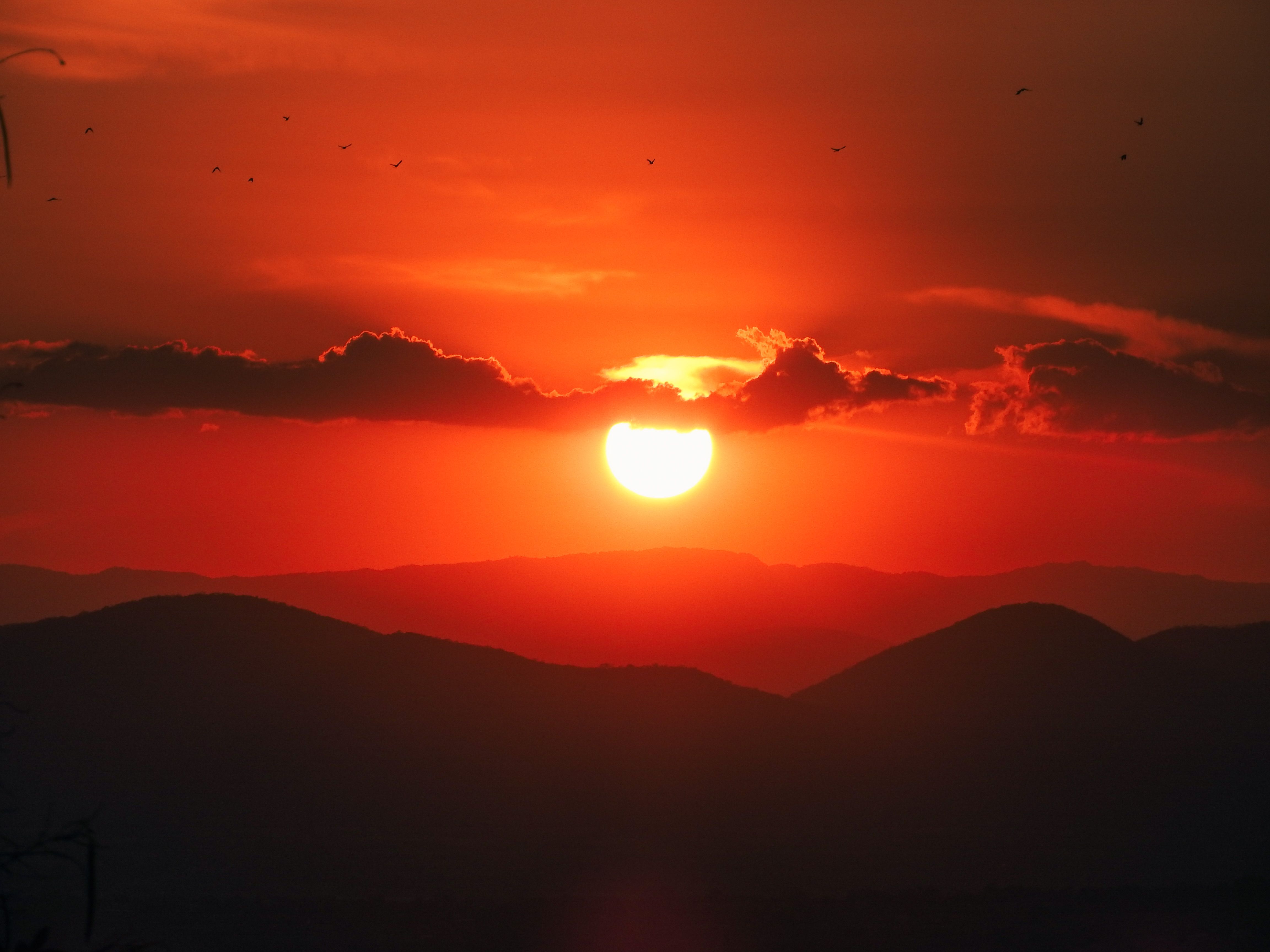 Impresionante Puesta De Sol En La Montaña Con Siluetas De Picos · Foto ...