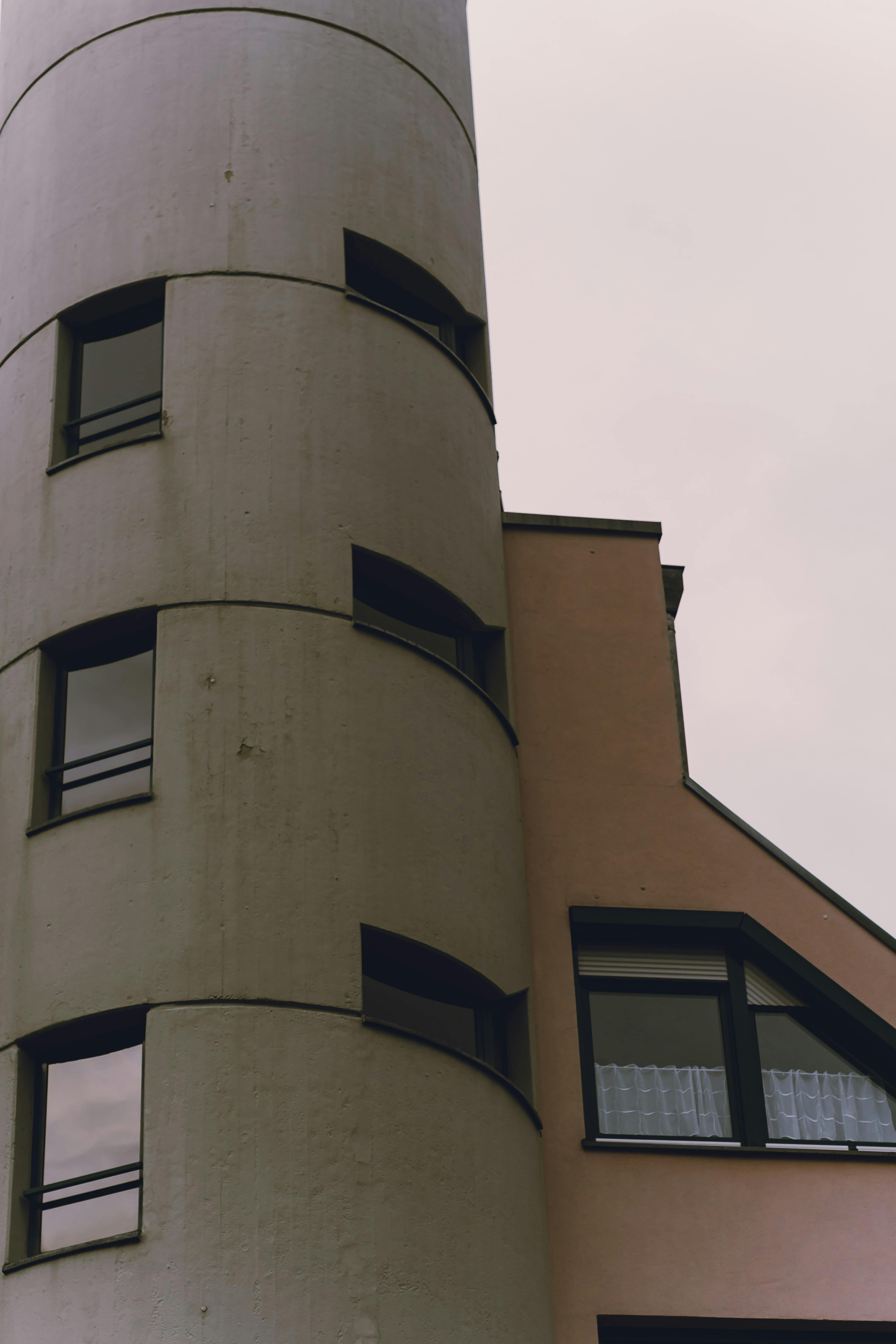 Modern Cylindrical Building with Geometric Design · Free Stock Photo