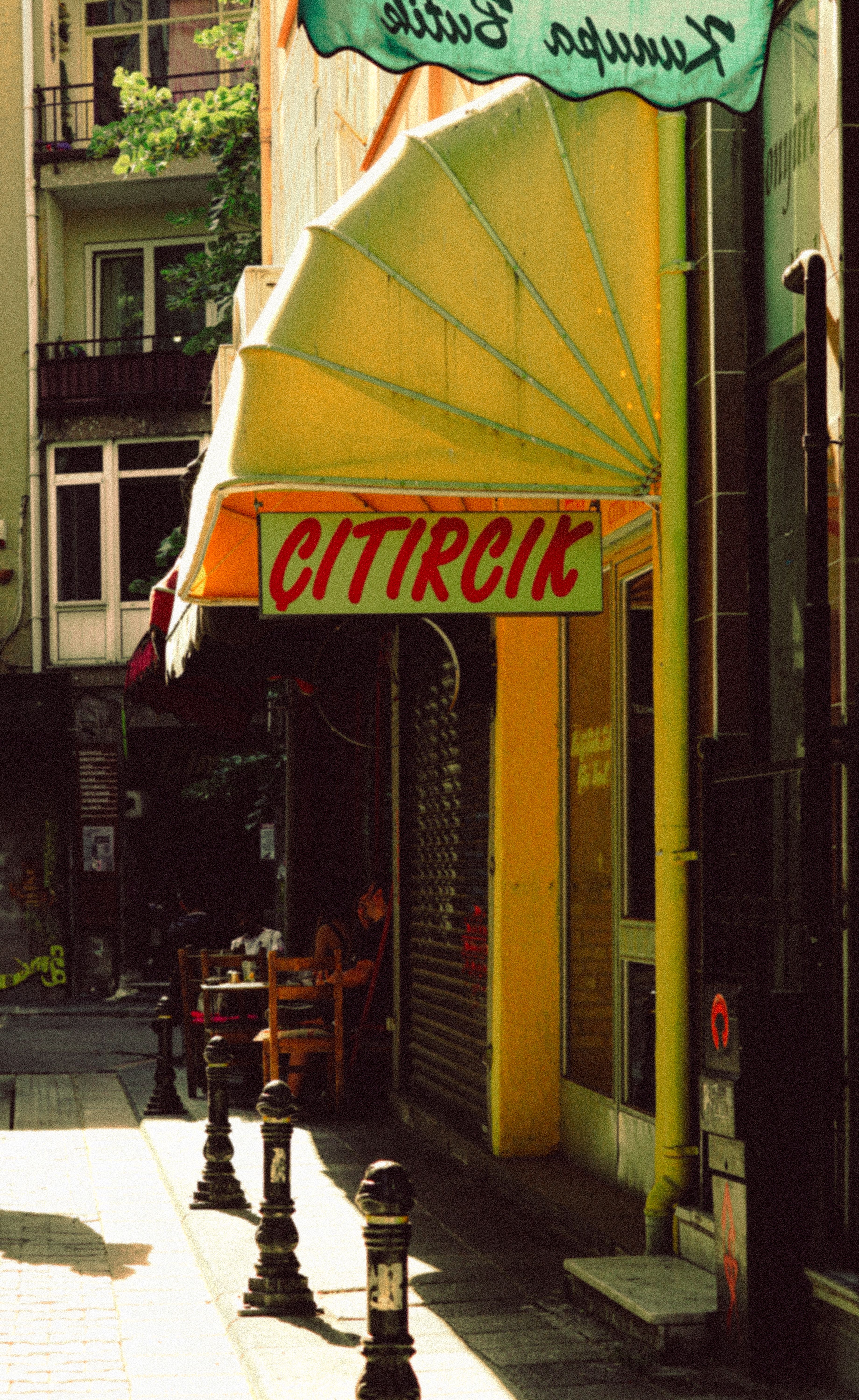 Charming Streetview of CITIRCIK Café in Urban Setting · Free Stock Photo