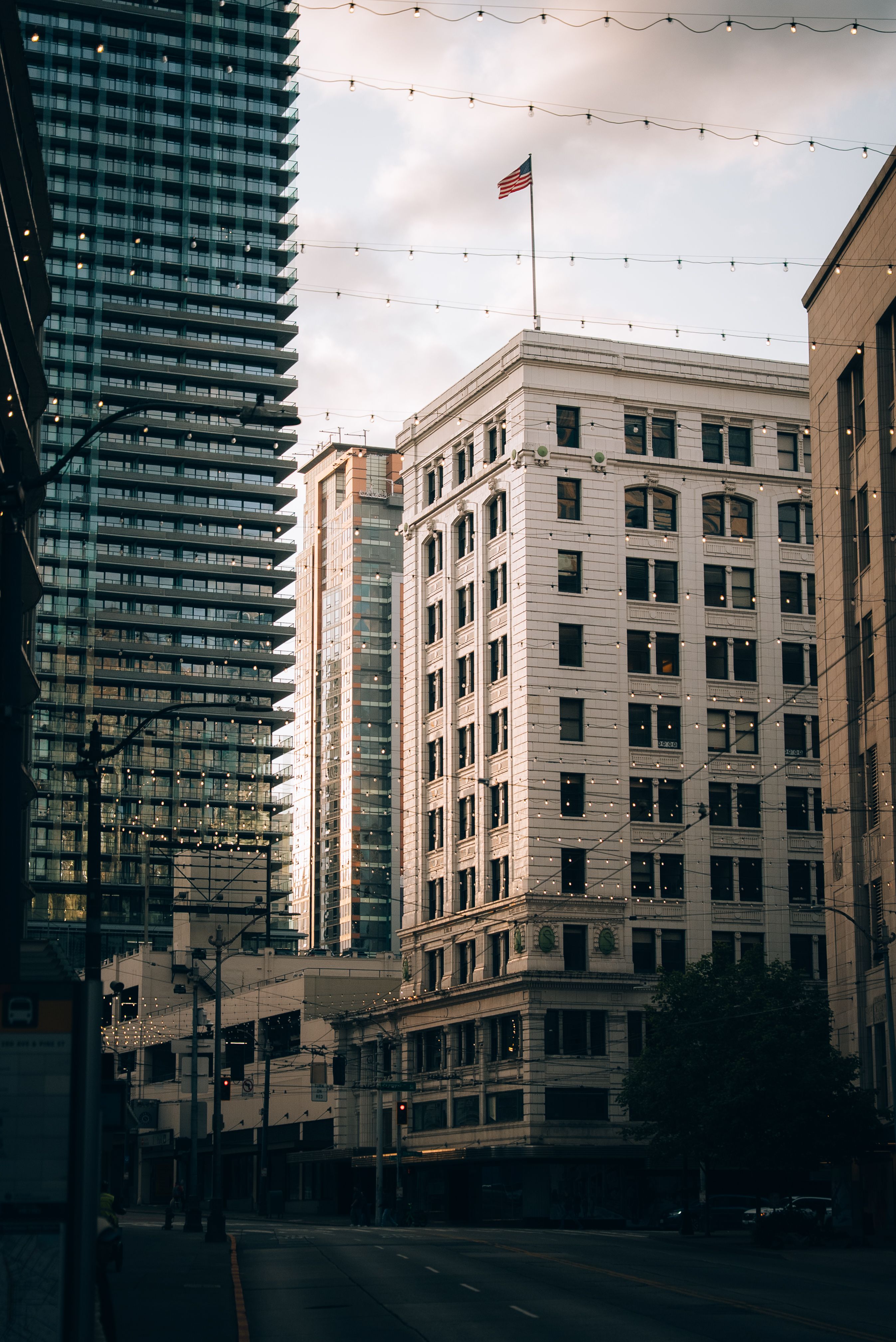 Elegant Downtown Seattle Street View at Dusk · Free Stock Photo