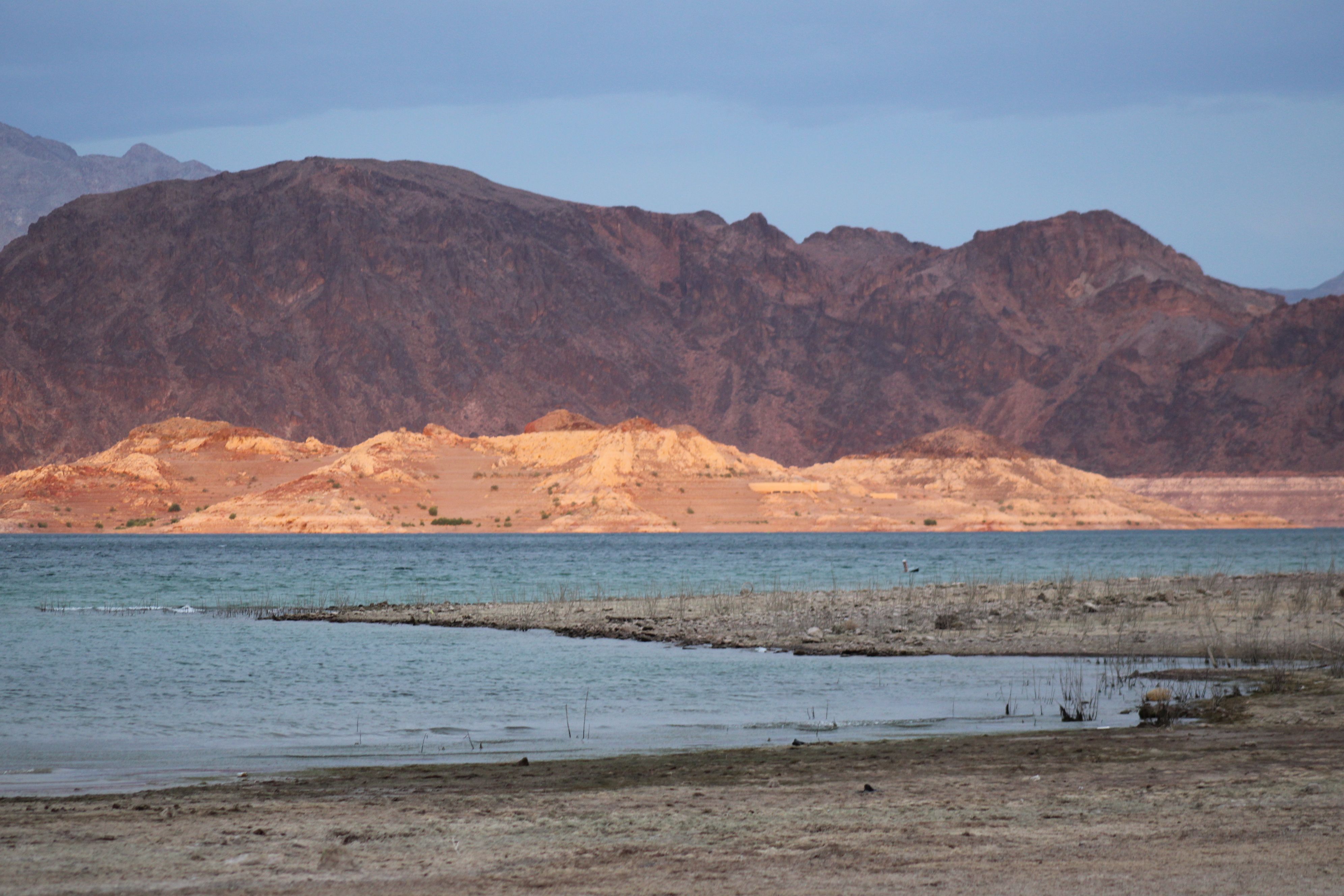 Stunning Desert Lake Landscape at Twilight · Free Stock Photo