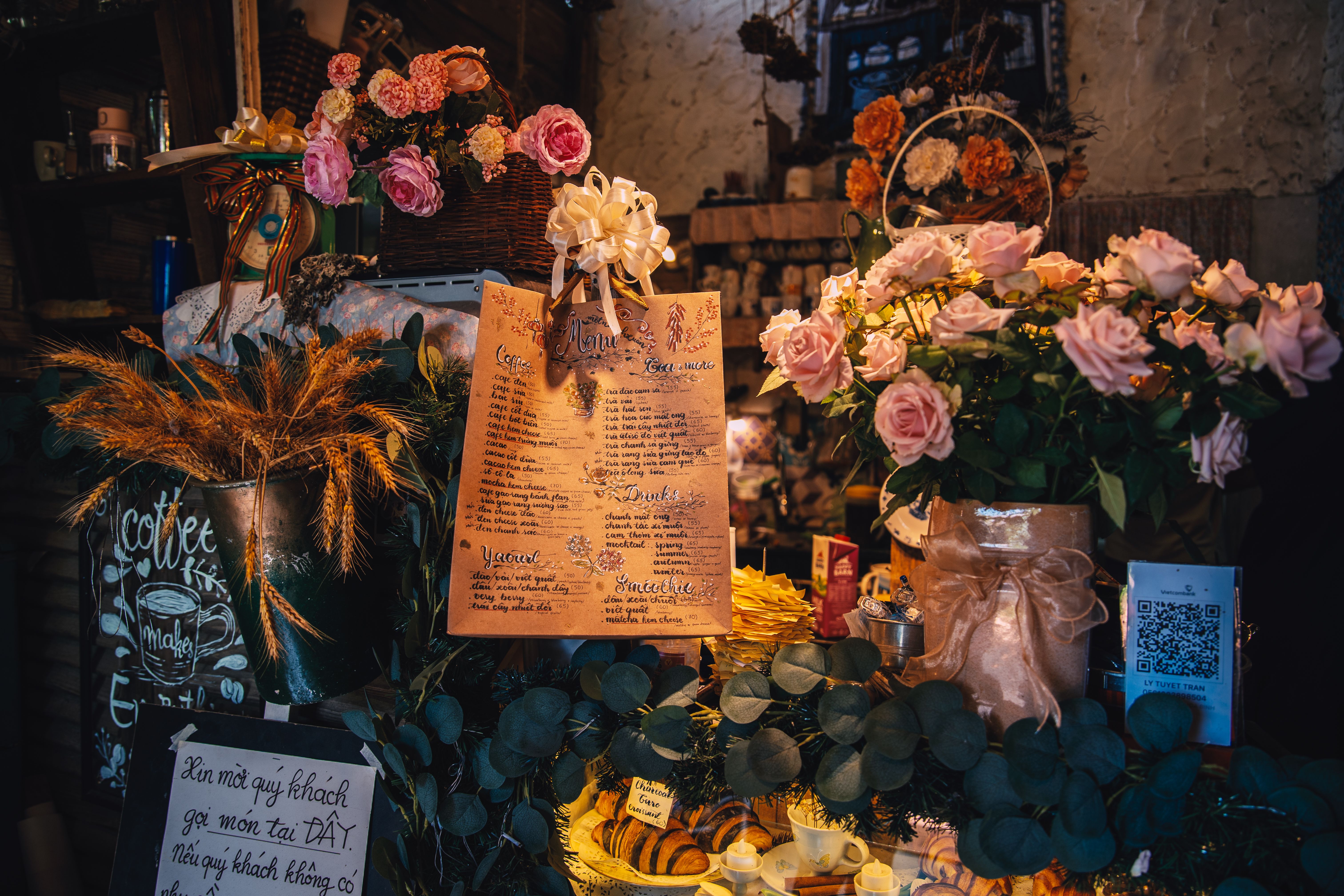 Exhibición De Menú De Cafetería Acogedora Con Flores Y Decoración ...