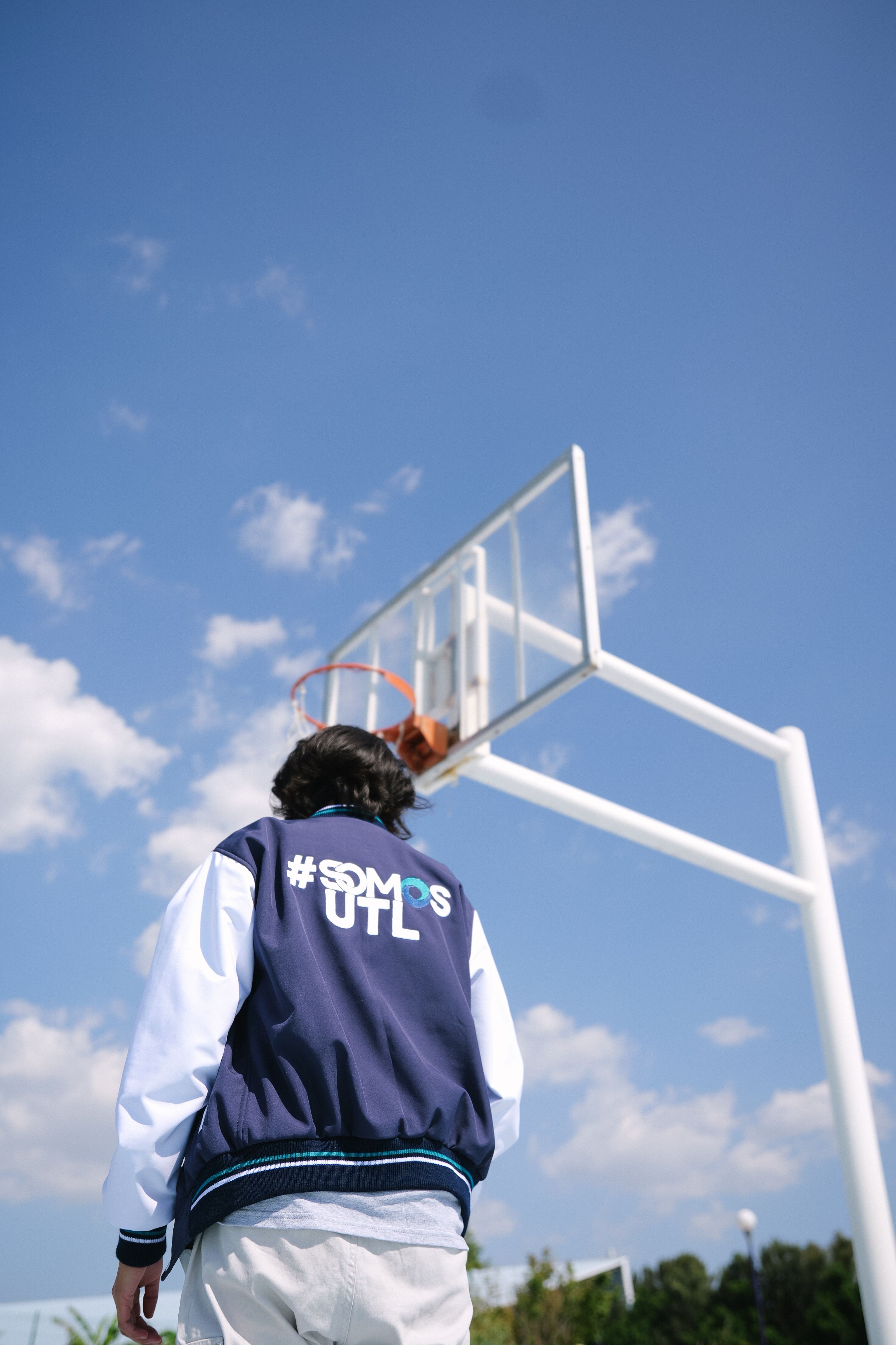 Teen Playing Basketball Outdoors in León, Mexico · Free Stock Photo