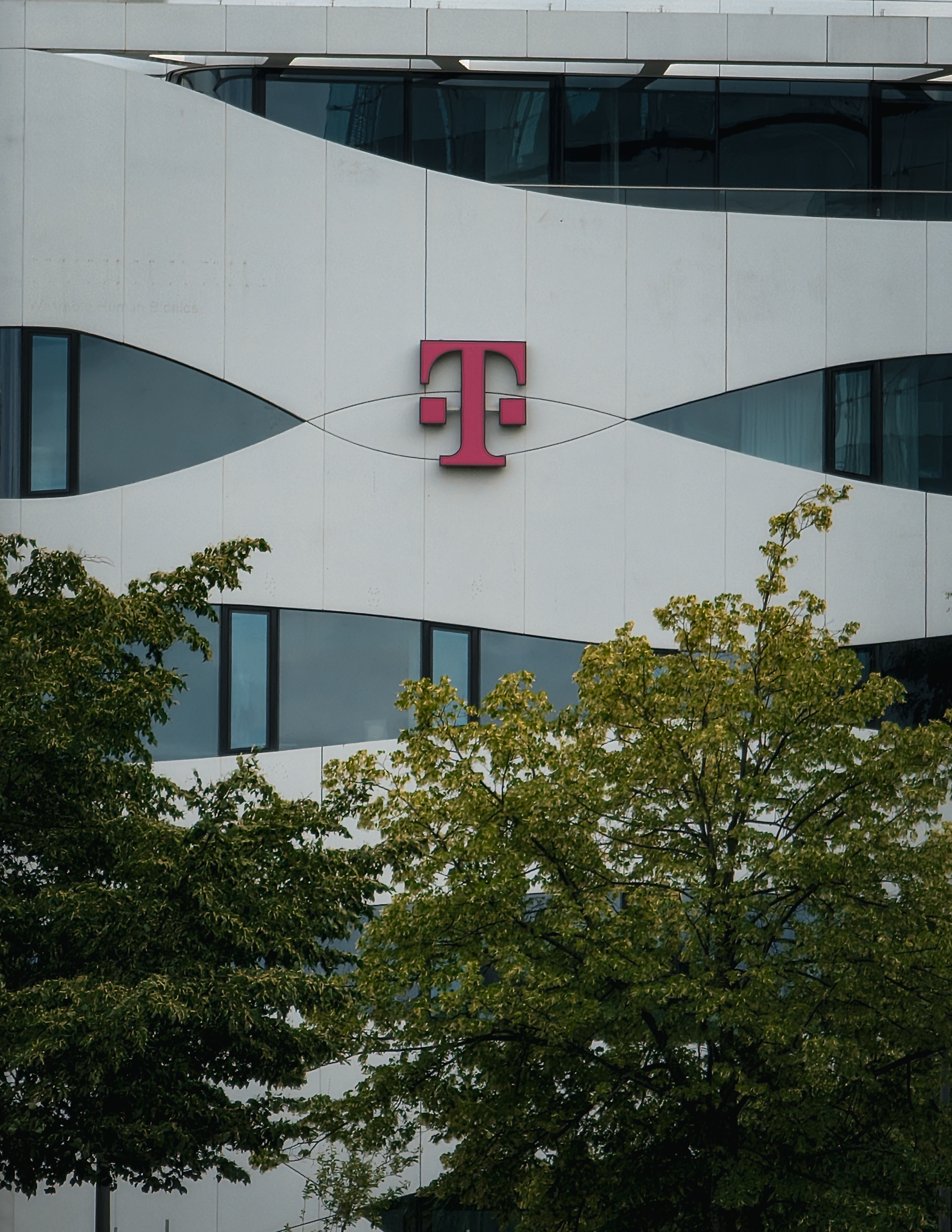 Arquitectura Moderna Con Logotipo De Telecomunicaciones En Berlín ...