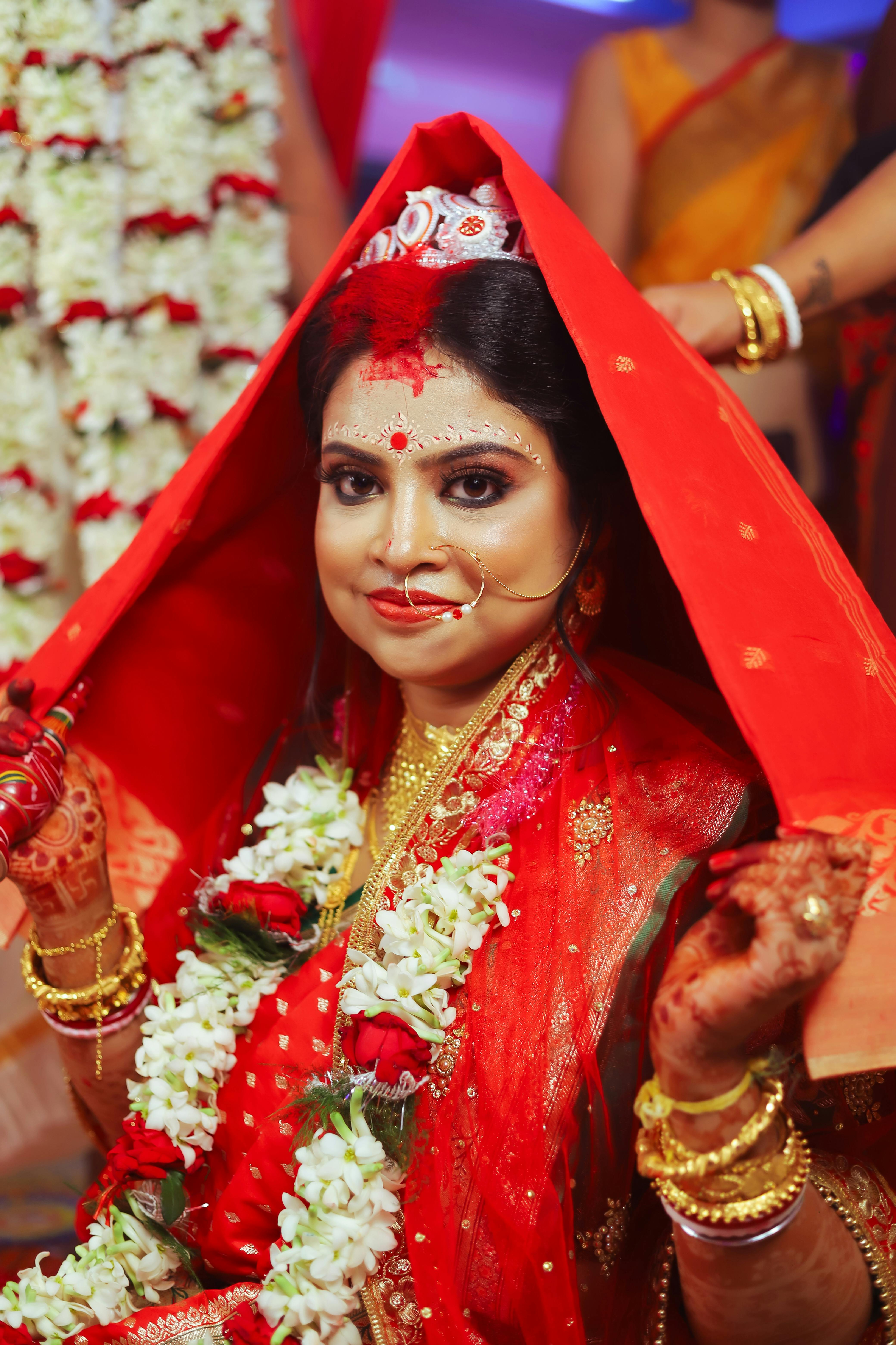 Belle Mariée En Tenue De Mariage Traditionnelle Indienne · Photo gratuite