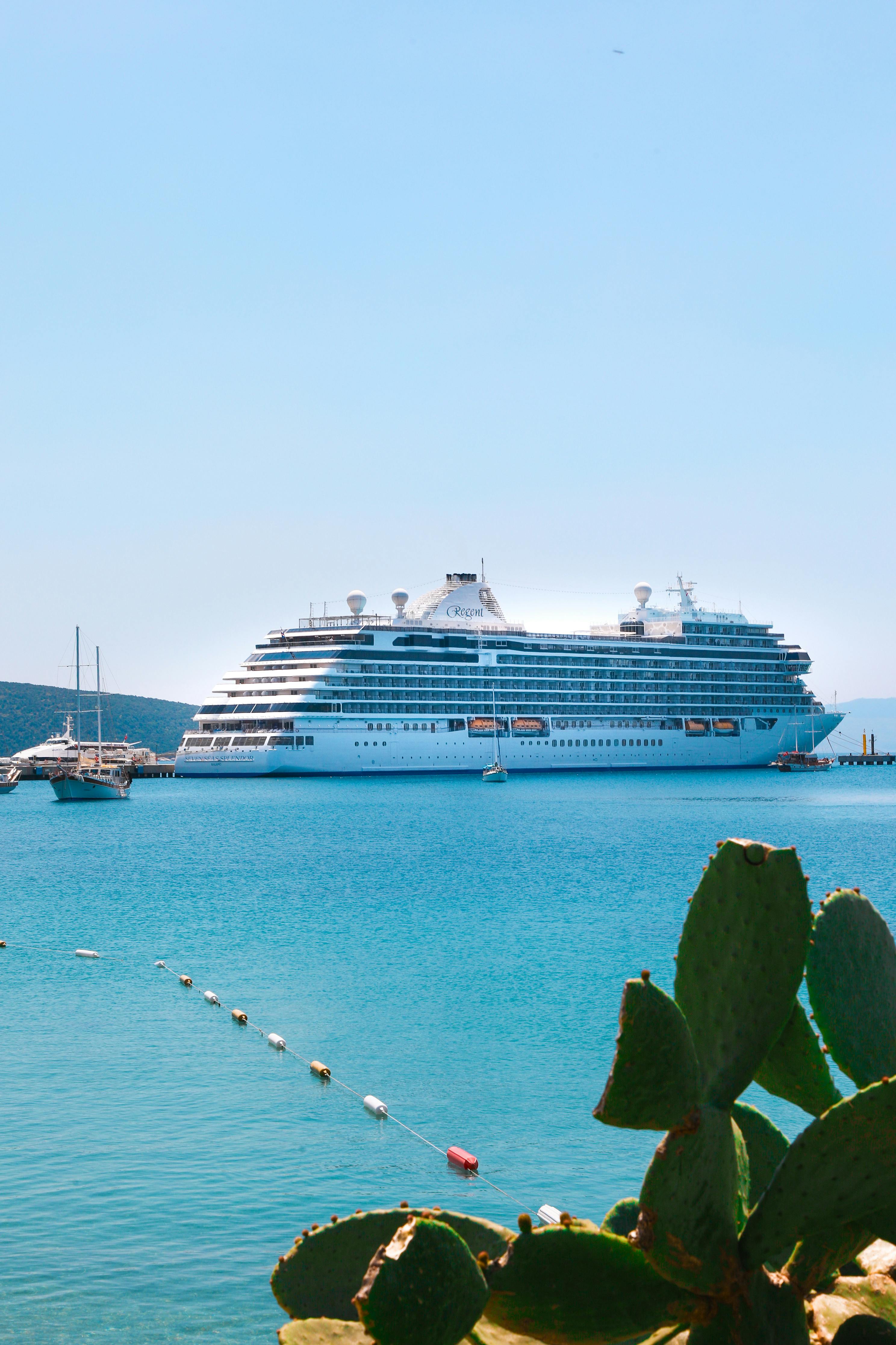 White Ship · Free Stock Photo