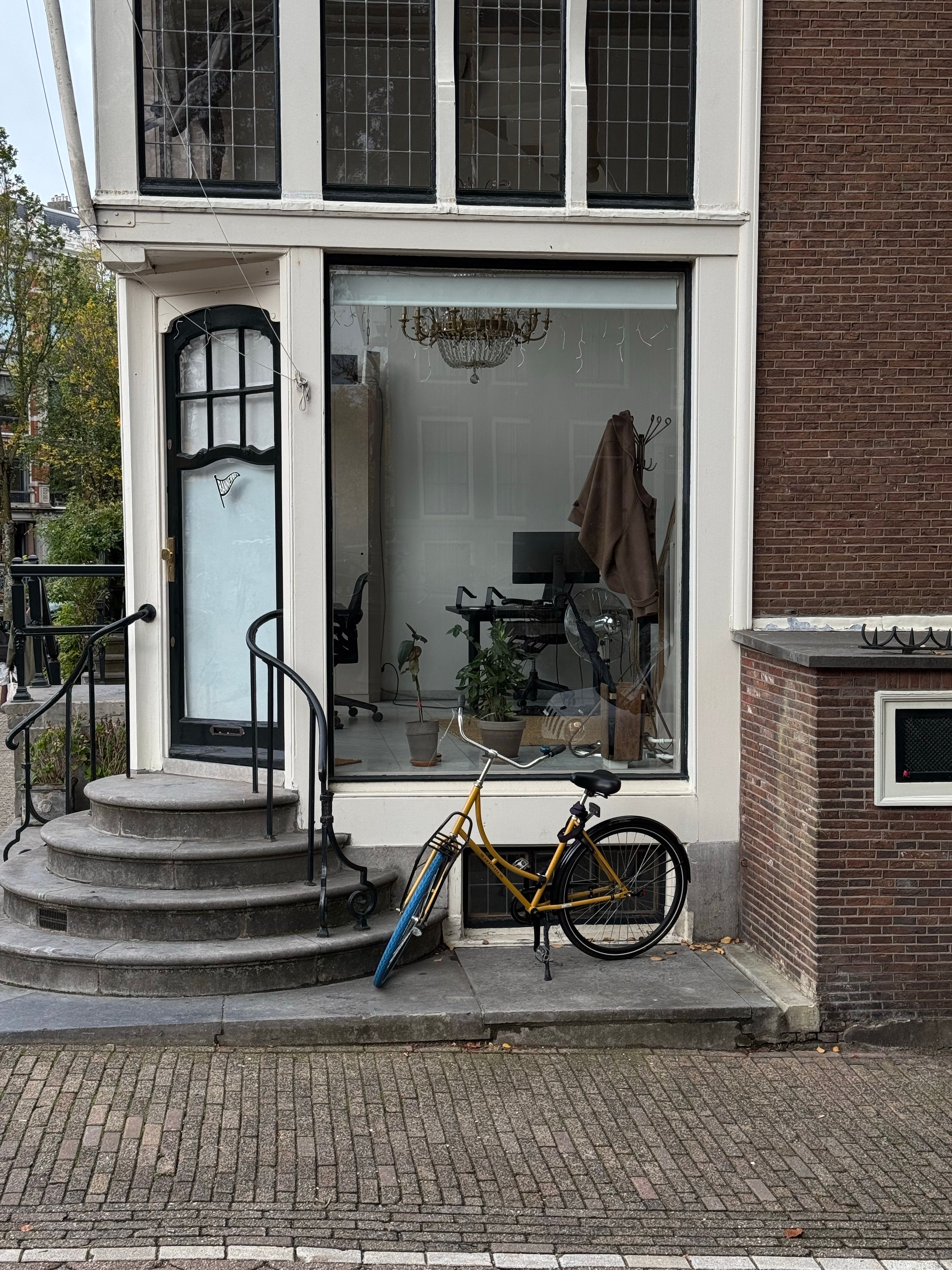 Charming Urban Exterior with Bicycle and Steps · Free Stock Photo