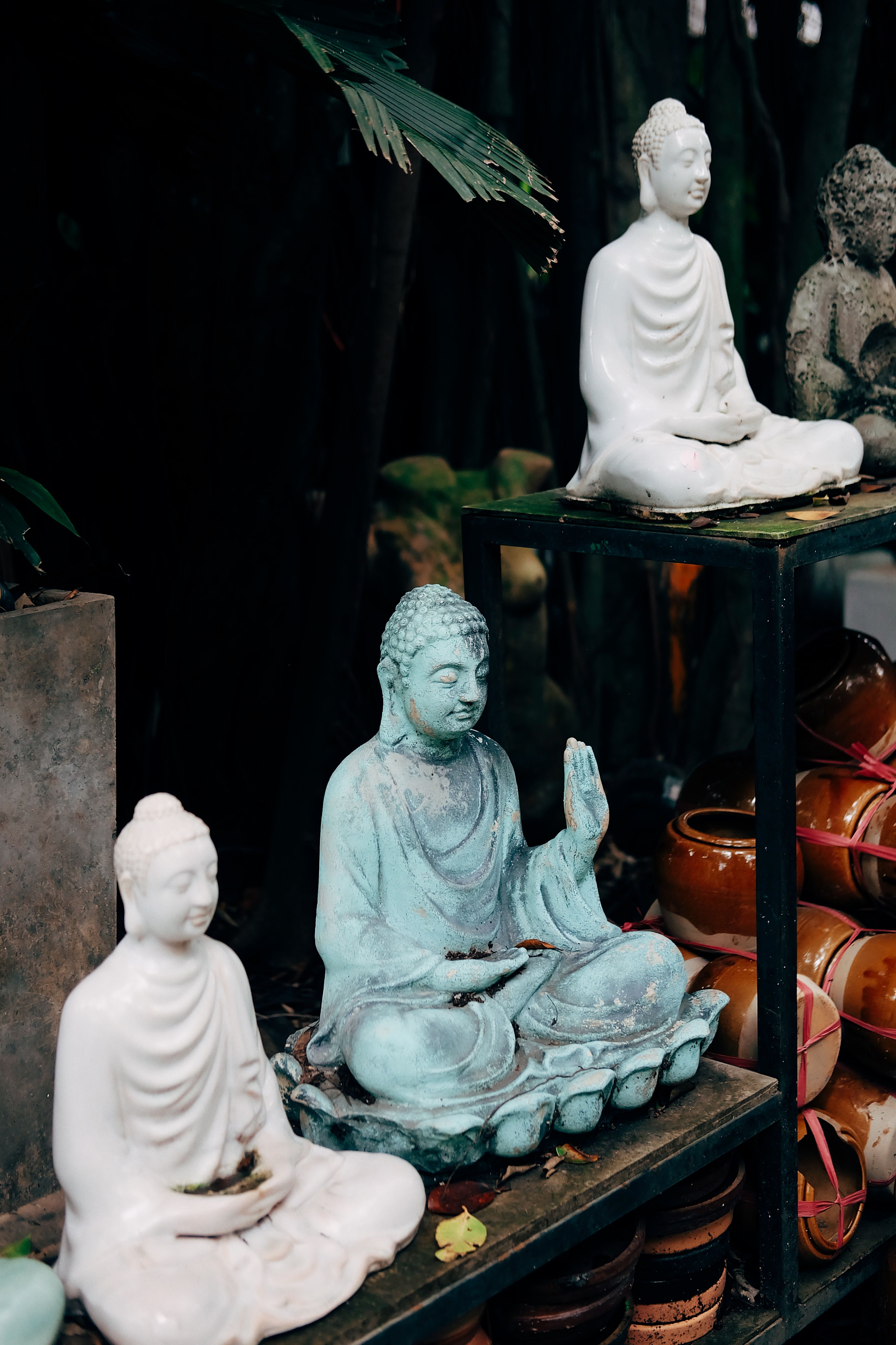 Serene Buddha Statues in Peaceful Outdoor Setting · Free Stock Photo