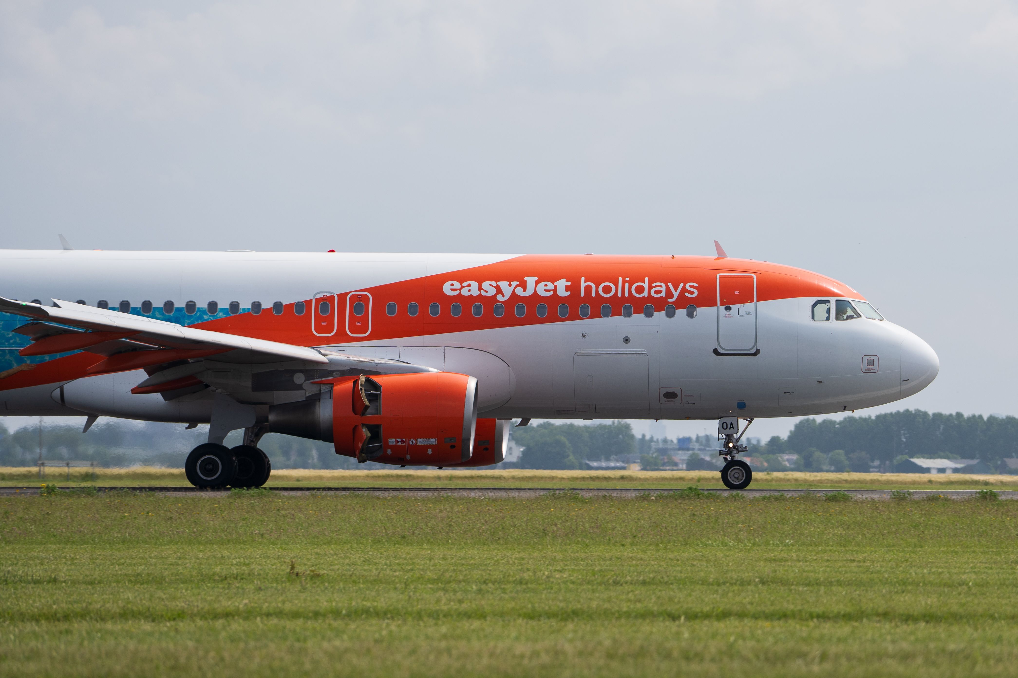 Pesawat Airbus A320 Easy Jet Holidays Meluncur Di Landasan Pacu · Foto ...