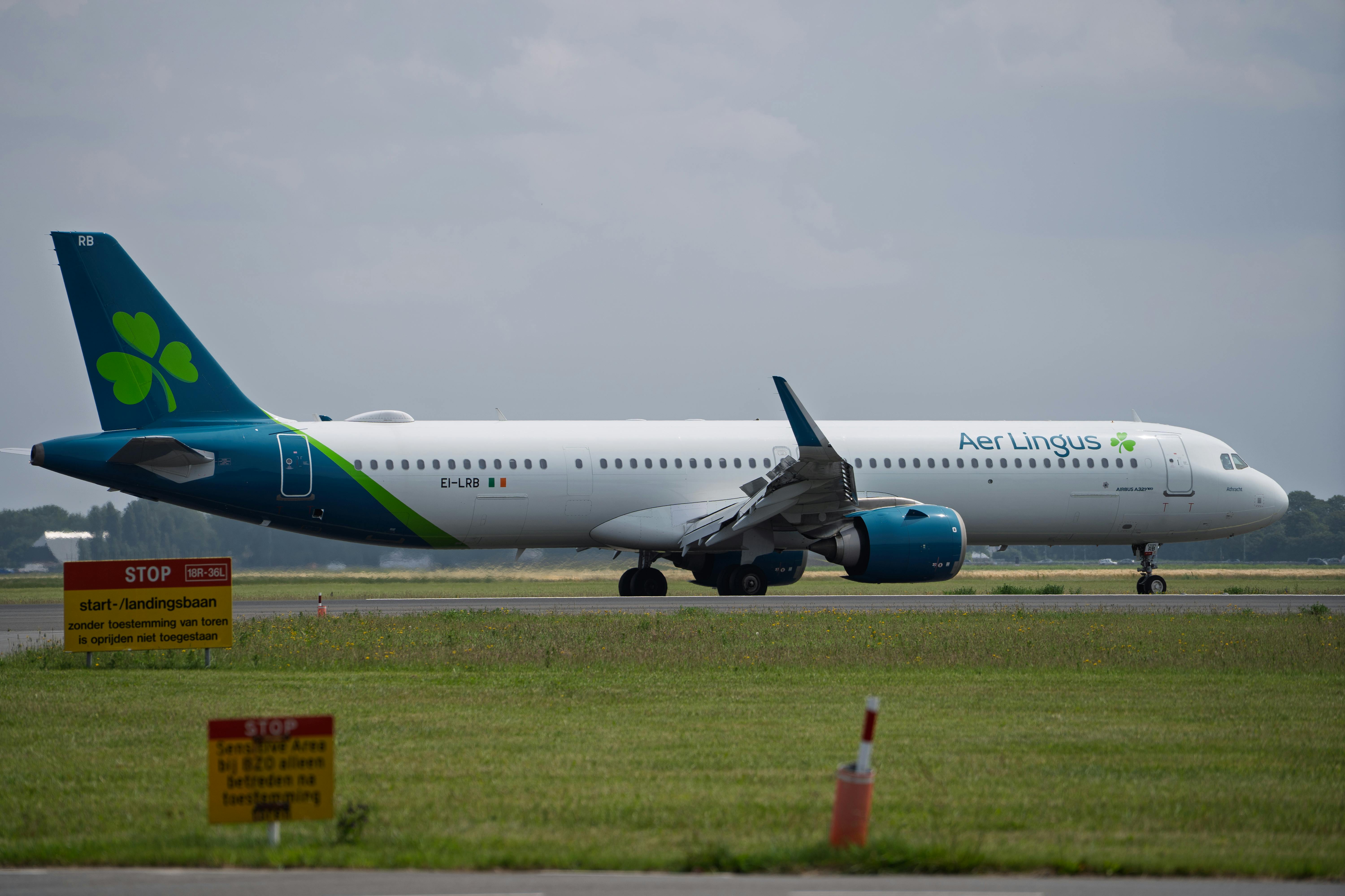 Plane In The Sky Photos, Download The BEST Free Plane In The Sky Stock ...