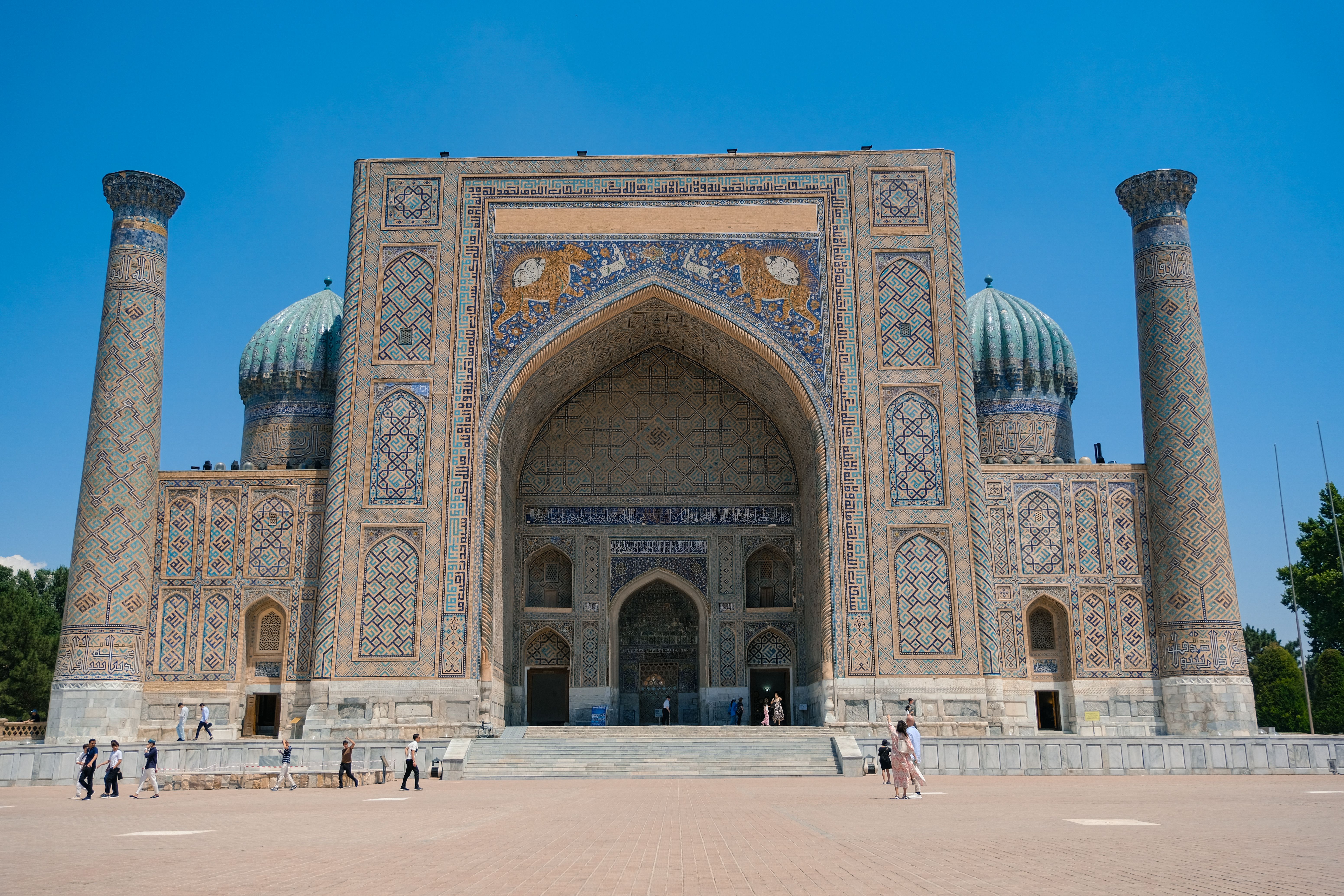 Vue Majestueuse De La Façade De La Médersa De Samarkand Registan ...
