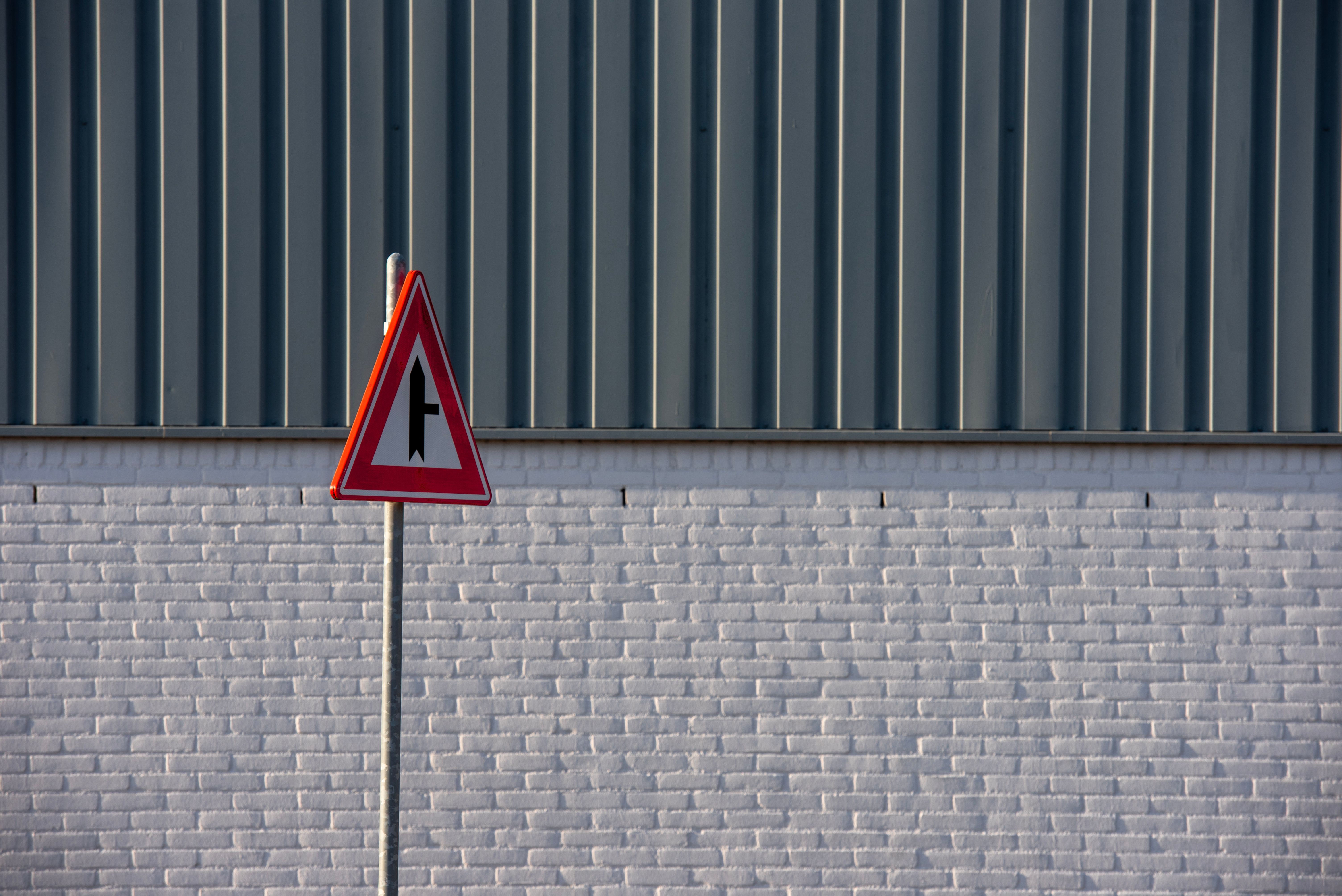 Minimalist Urban Traffic Sign Against Brick Wall · Free Stock Photo